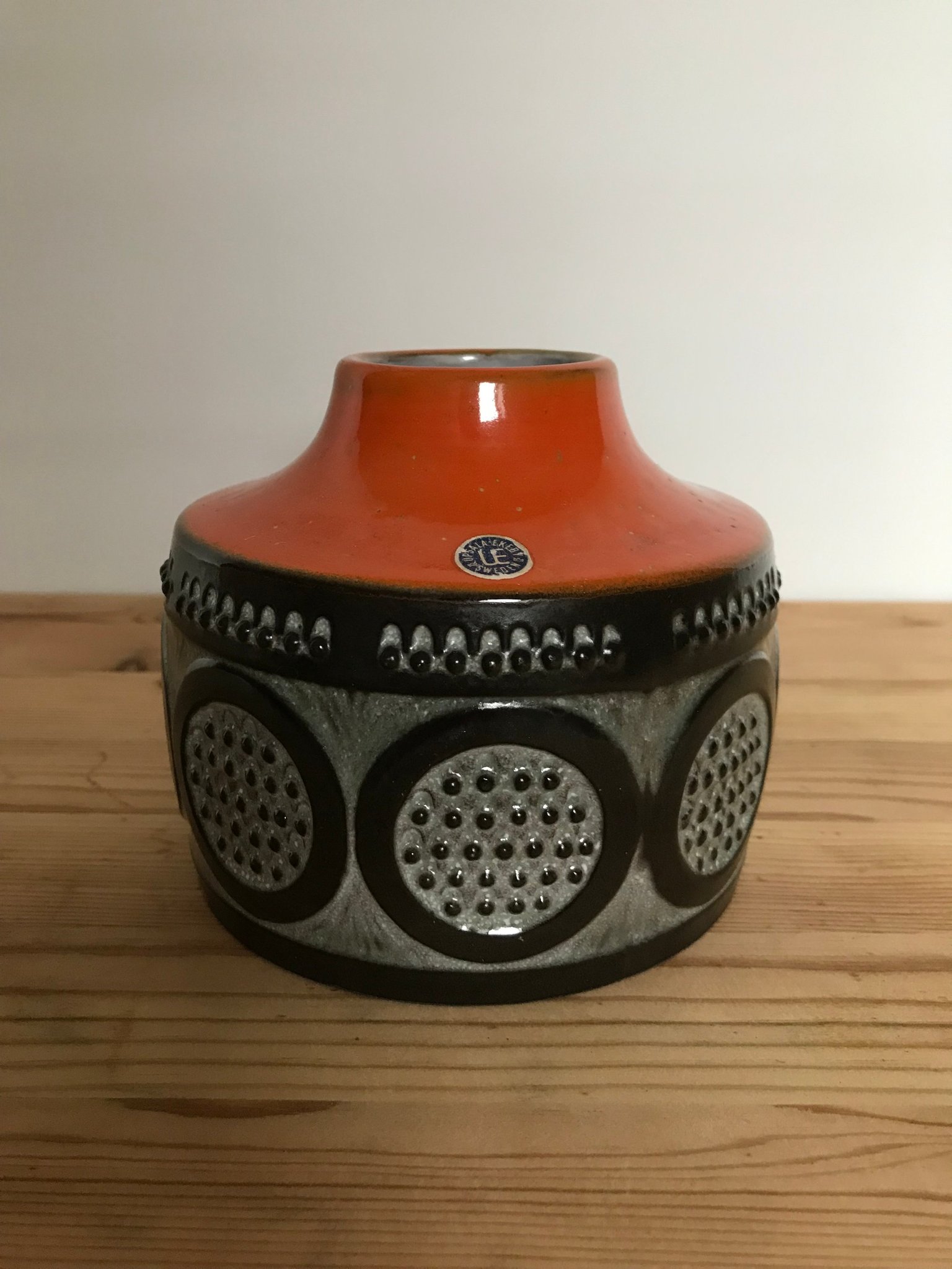 Se produkter som liknar Mari Simmulson Vas i stengods.. på Tradera (626346667)