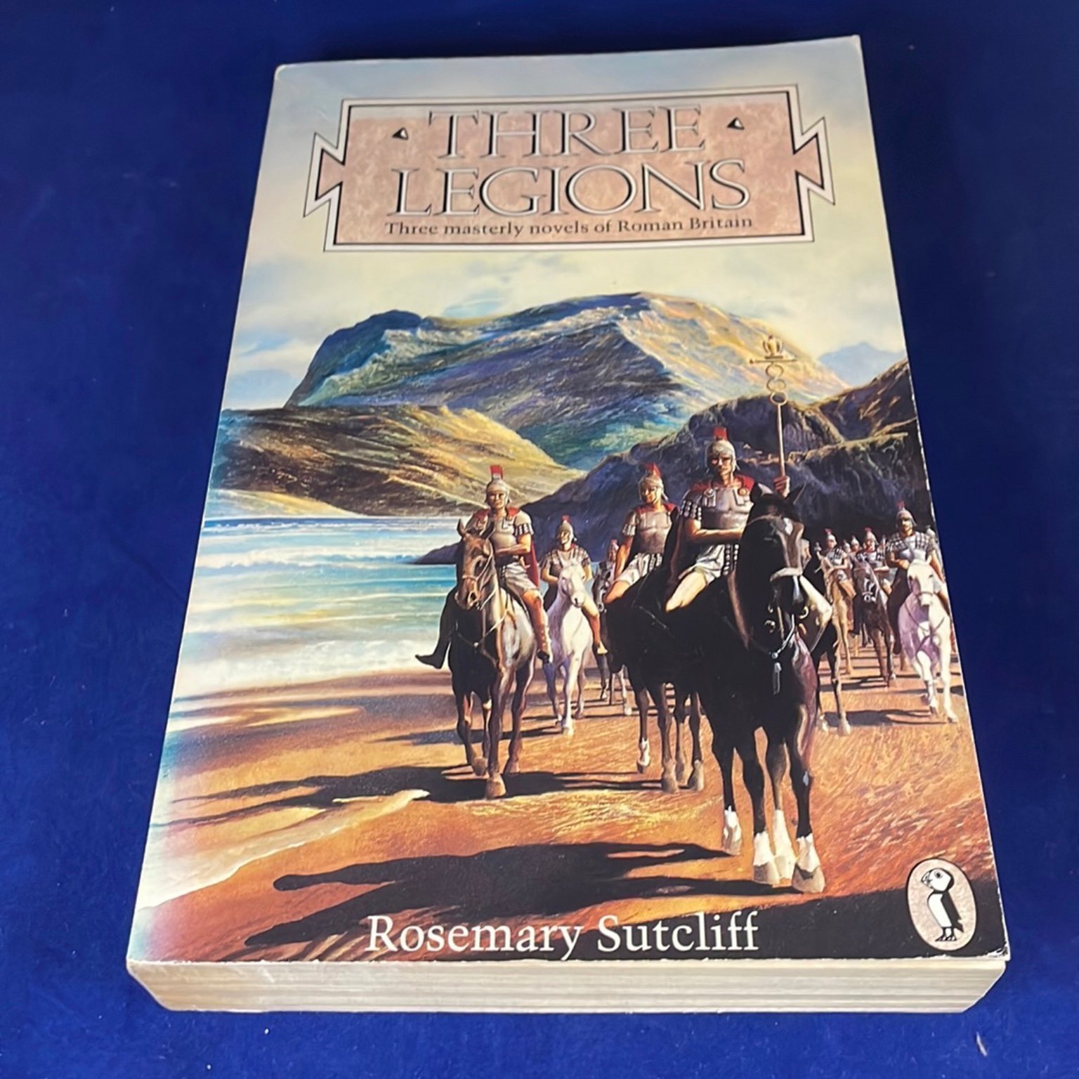 Se produkter som liknar Three Legions Rosemary Sutcliff på Tradera (630519522)