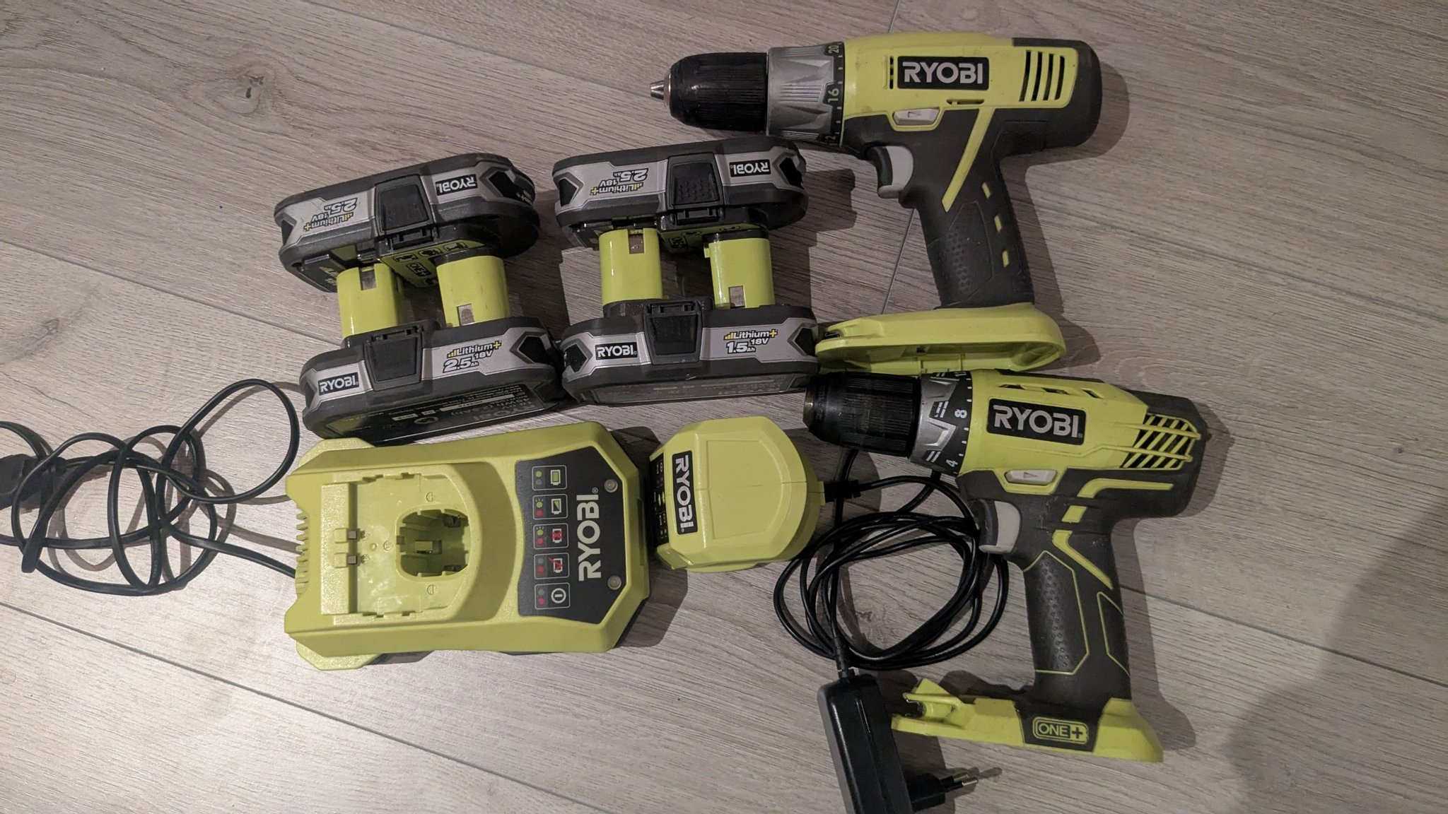 Ryobi Borrmaskin med batterier och laddare | Köp på Tradera (695341850)