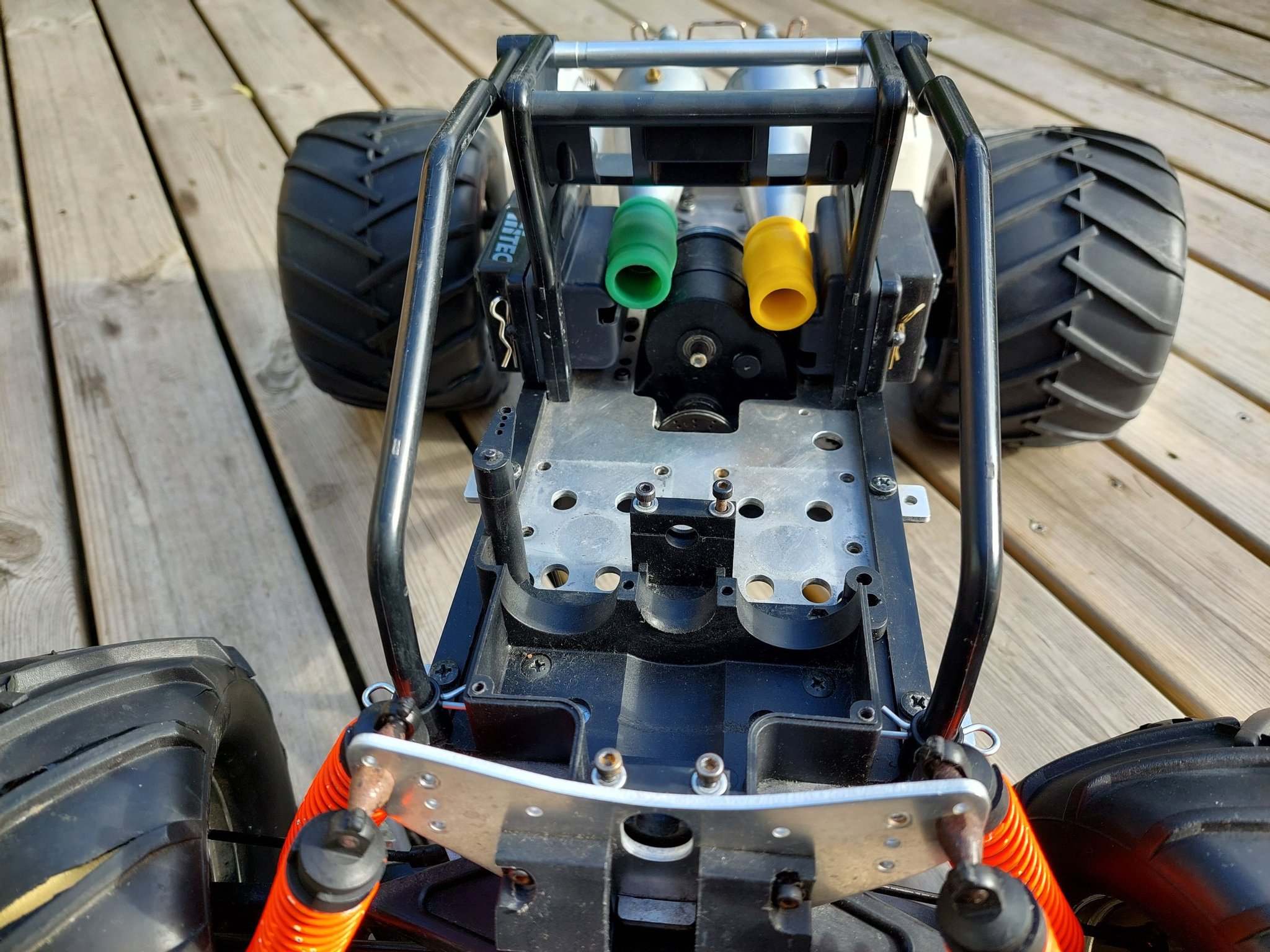 Fin Kyosho GiGA Crusher dual force chassi!