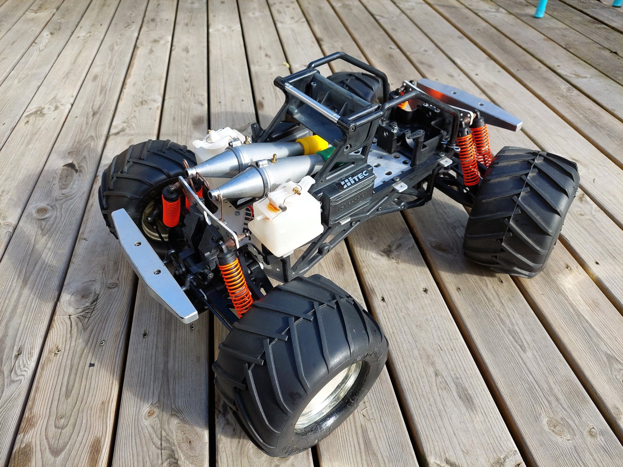 Fin Kyosho GiGA Crusher dual force chassi!