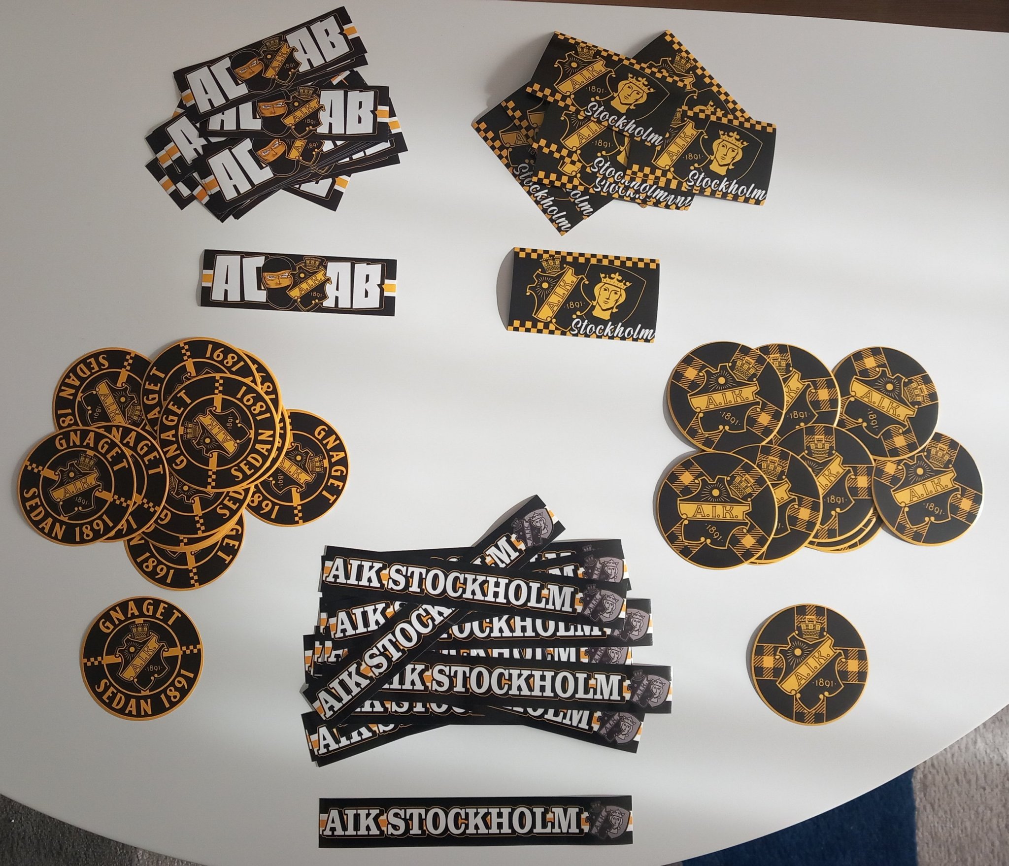 100 st AIK-stickers/klistermärken | Köp på Tradera (594045155)