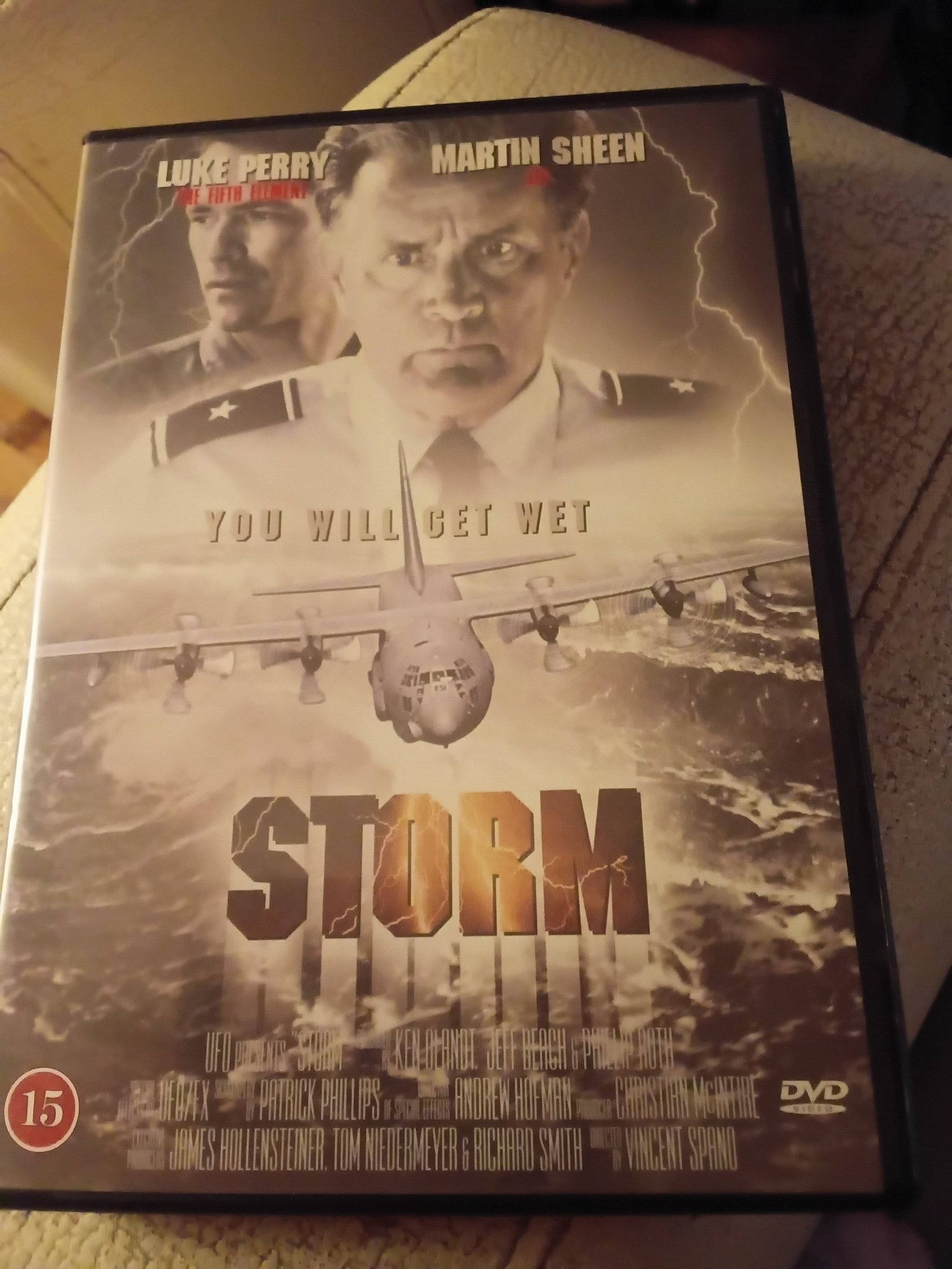 Se produkter som liknar Storm - DVD med Luke Perry oc.. på Tradera ...