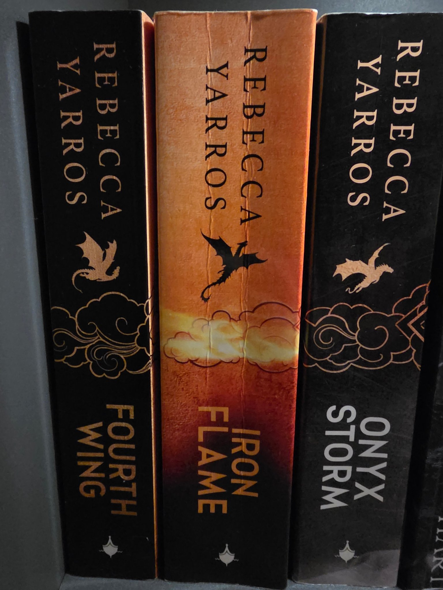 Fourth Wing, Iron Flame, Onyx Storm av Rebecca .. | Köp på Tradera (712178870)