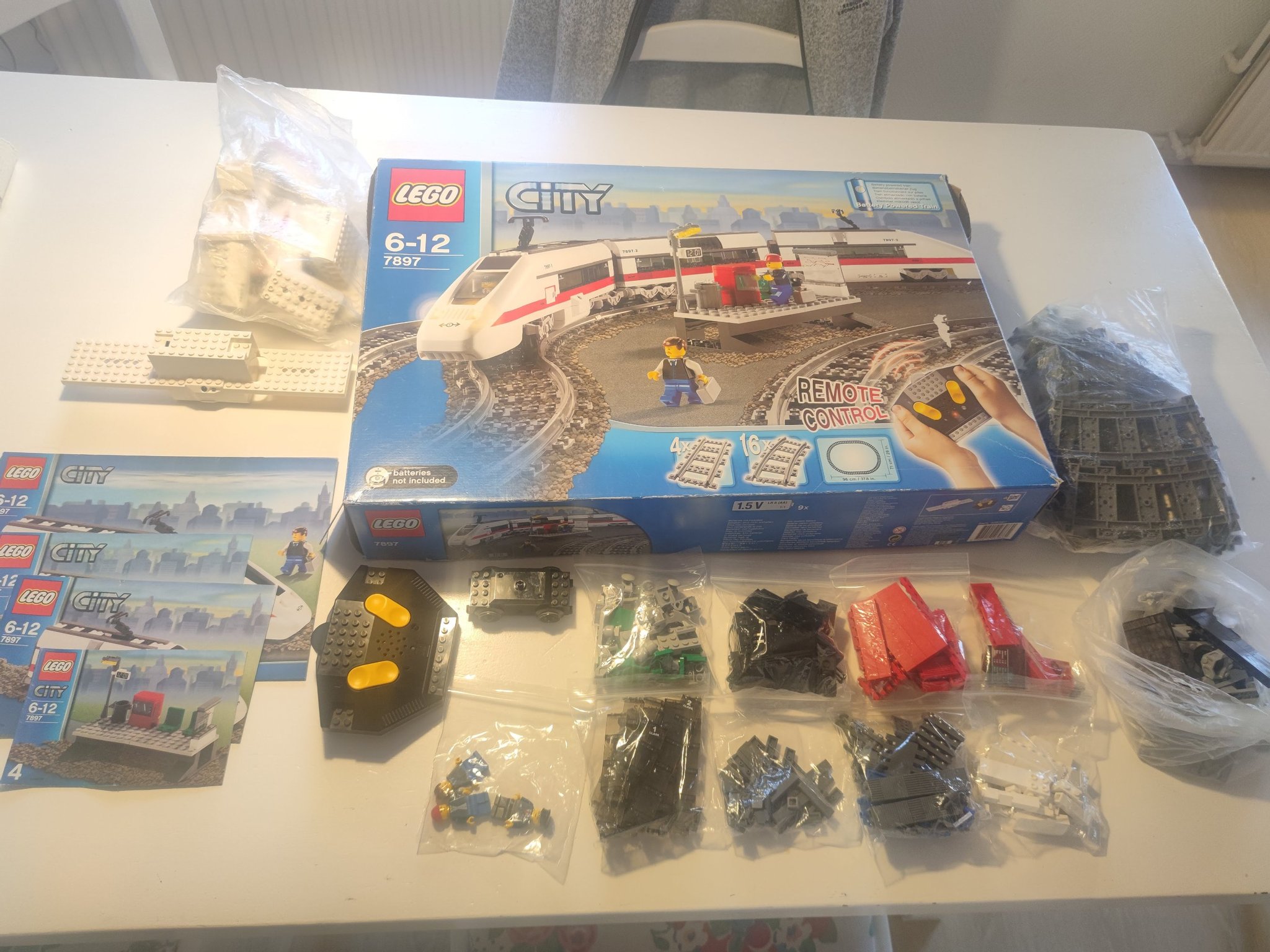 Lego 7897 Passenger Train med låda och manual | Köp på Tradera (632812718)