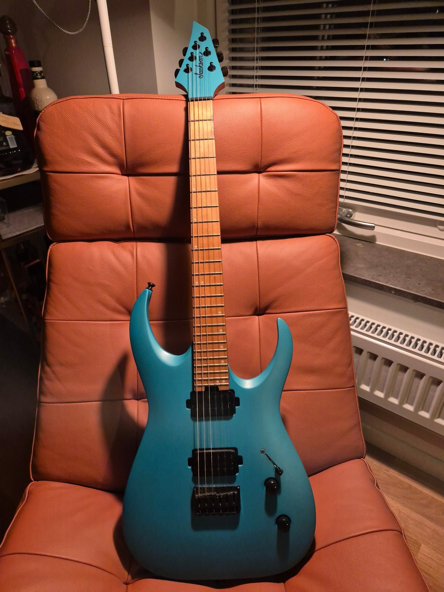 Se produkter som liknar Jackson gitarr Juggernaut HT6 på Tradera ...