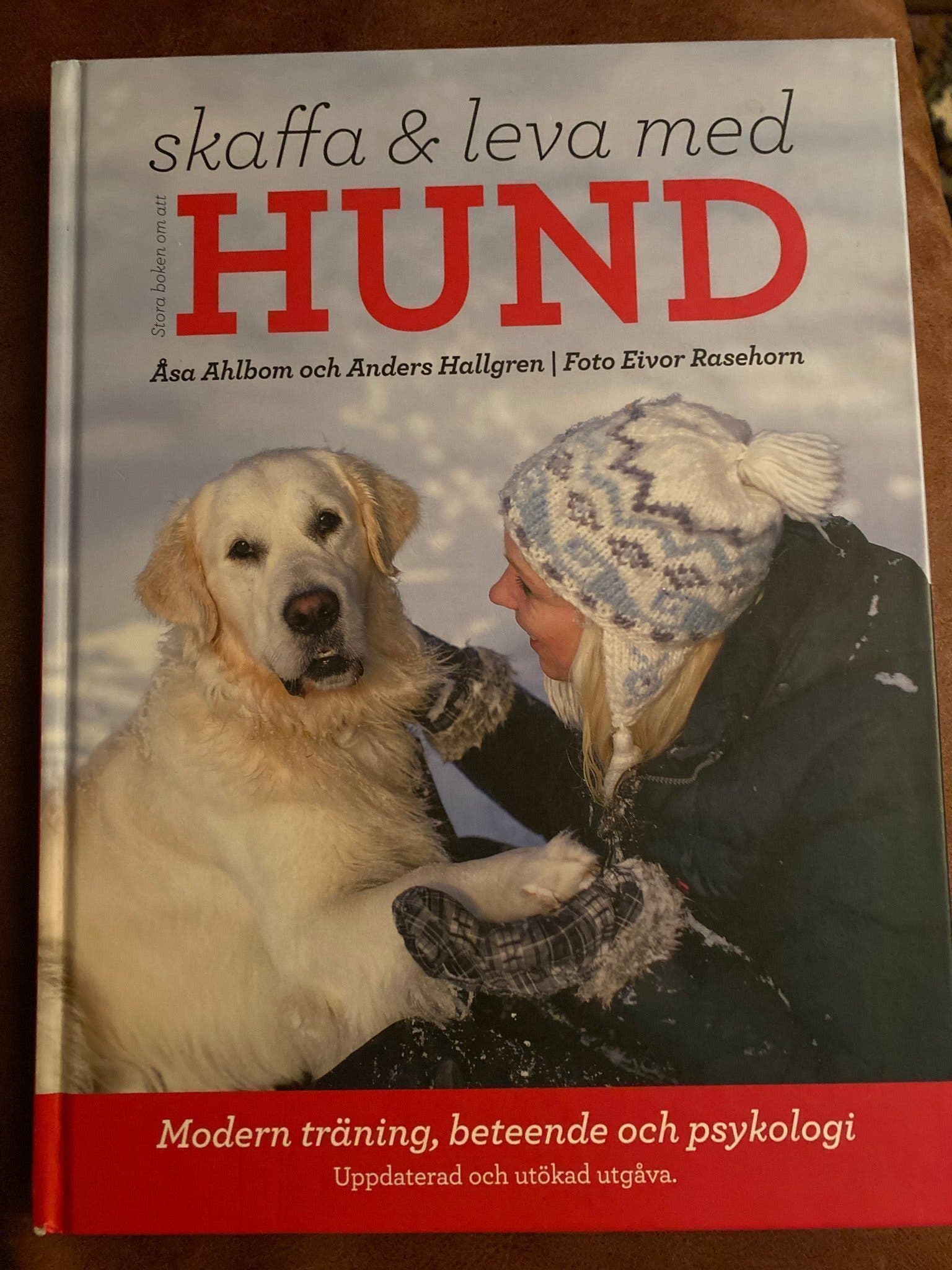 Skaffa & leva med hund - Anders Hallgren / Åsa .. | Köp på Tradera ...
