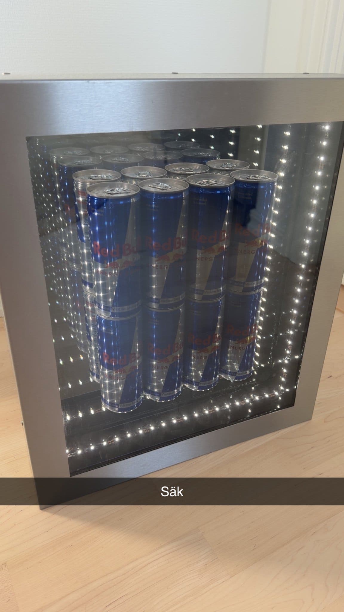 Se produkter som liknar Red Bull Infinity Mirror på Tradera (699220804)