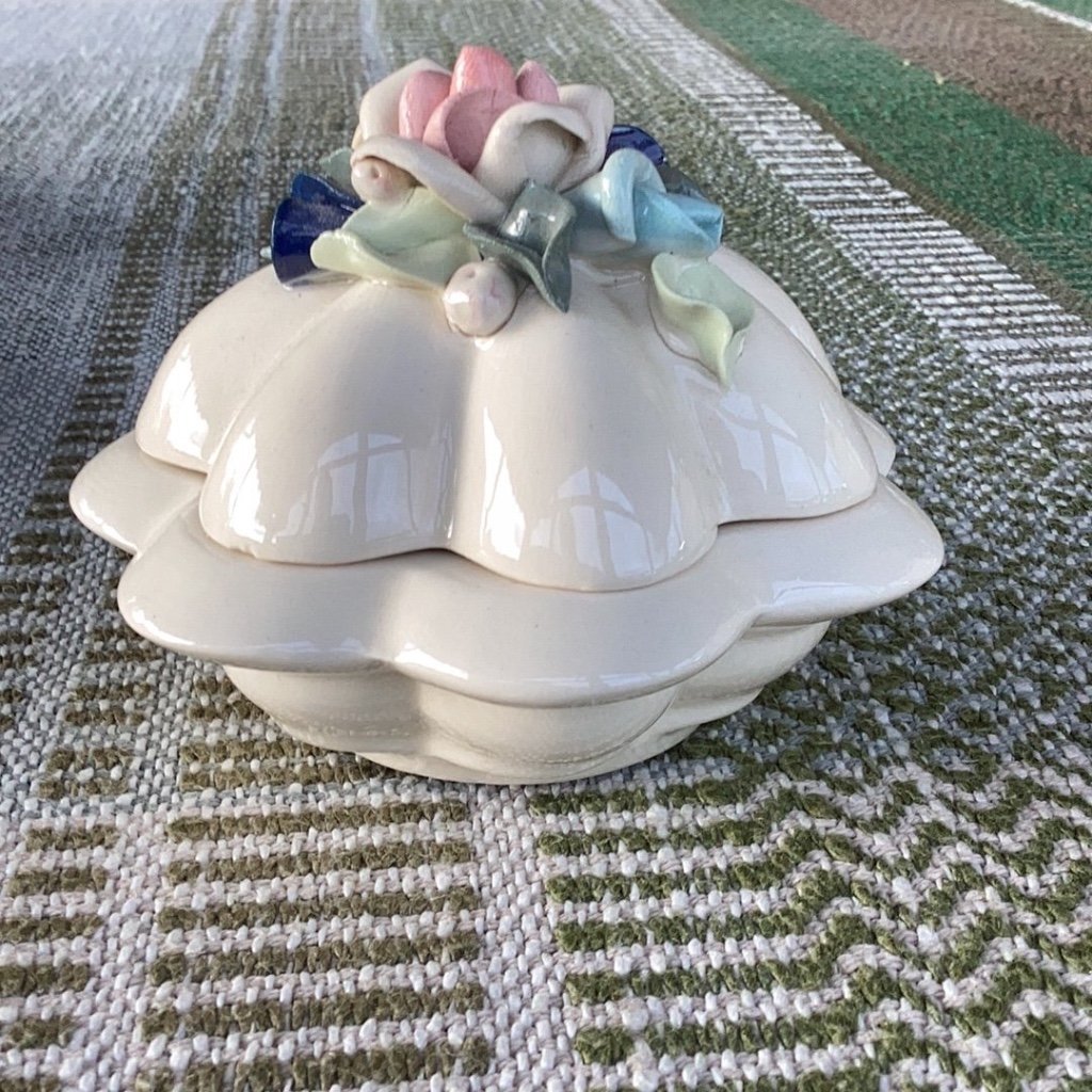 Porslinsask med blommor på locket | Köp på Tradera (690456243)