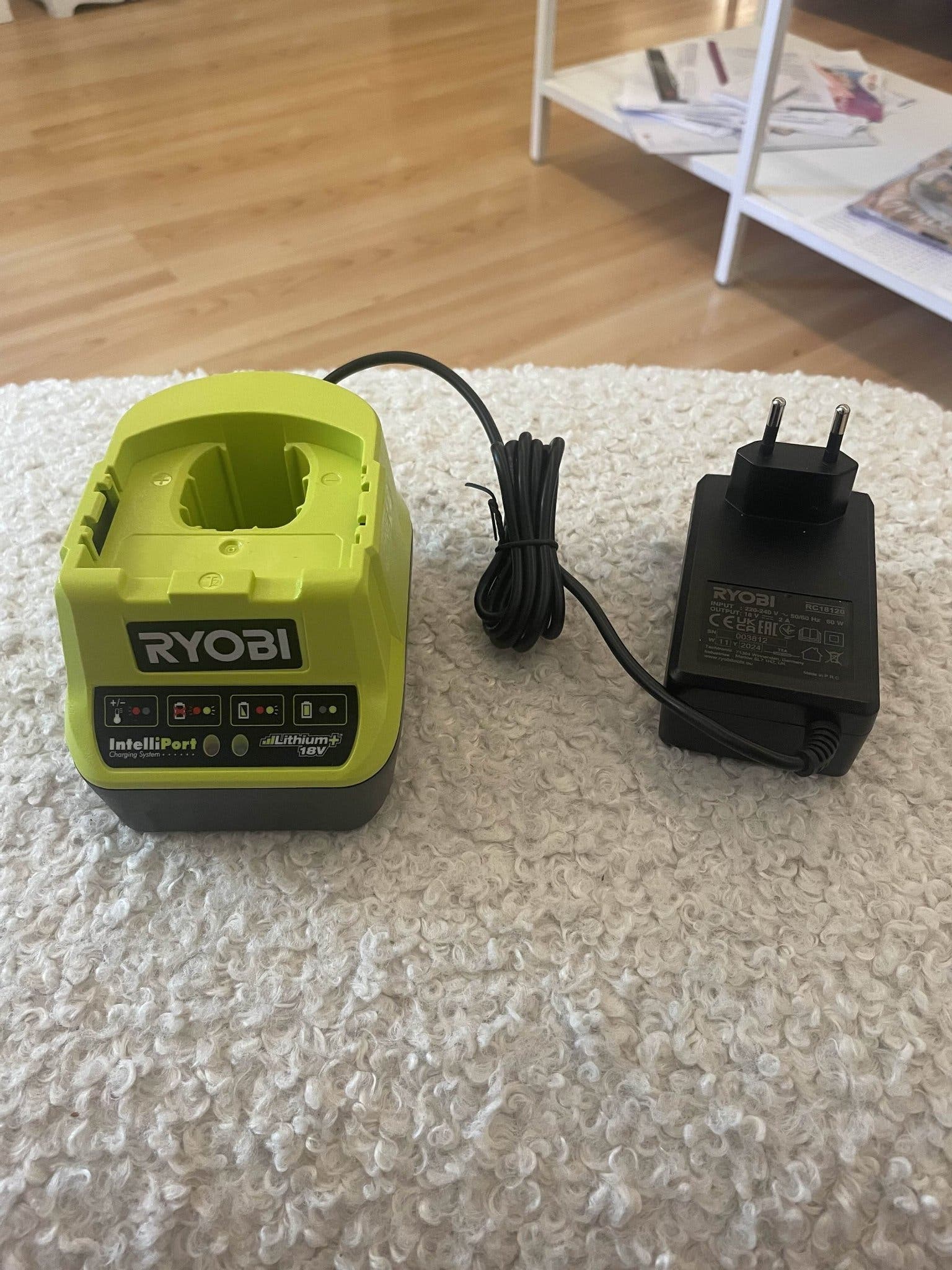 Se produkter som liknar Ryobi Laddare RC18120 (HELT NY) på Tradera ...