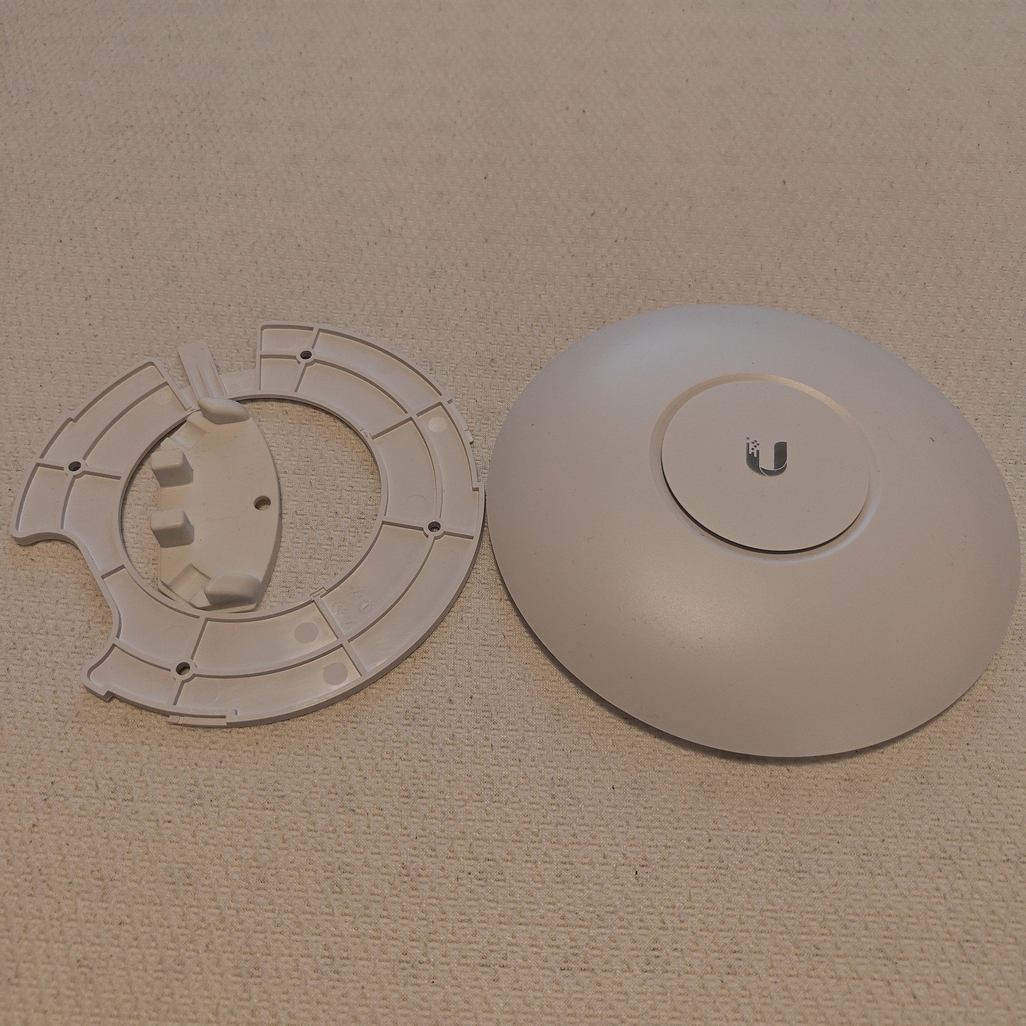 Se produkter som liknar Ubiquiti UniFi AP AC PRO på Tradera (725408388)