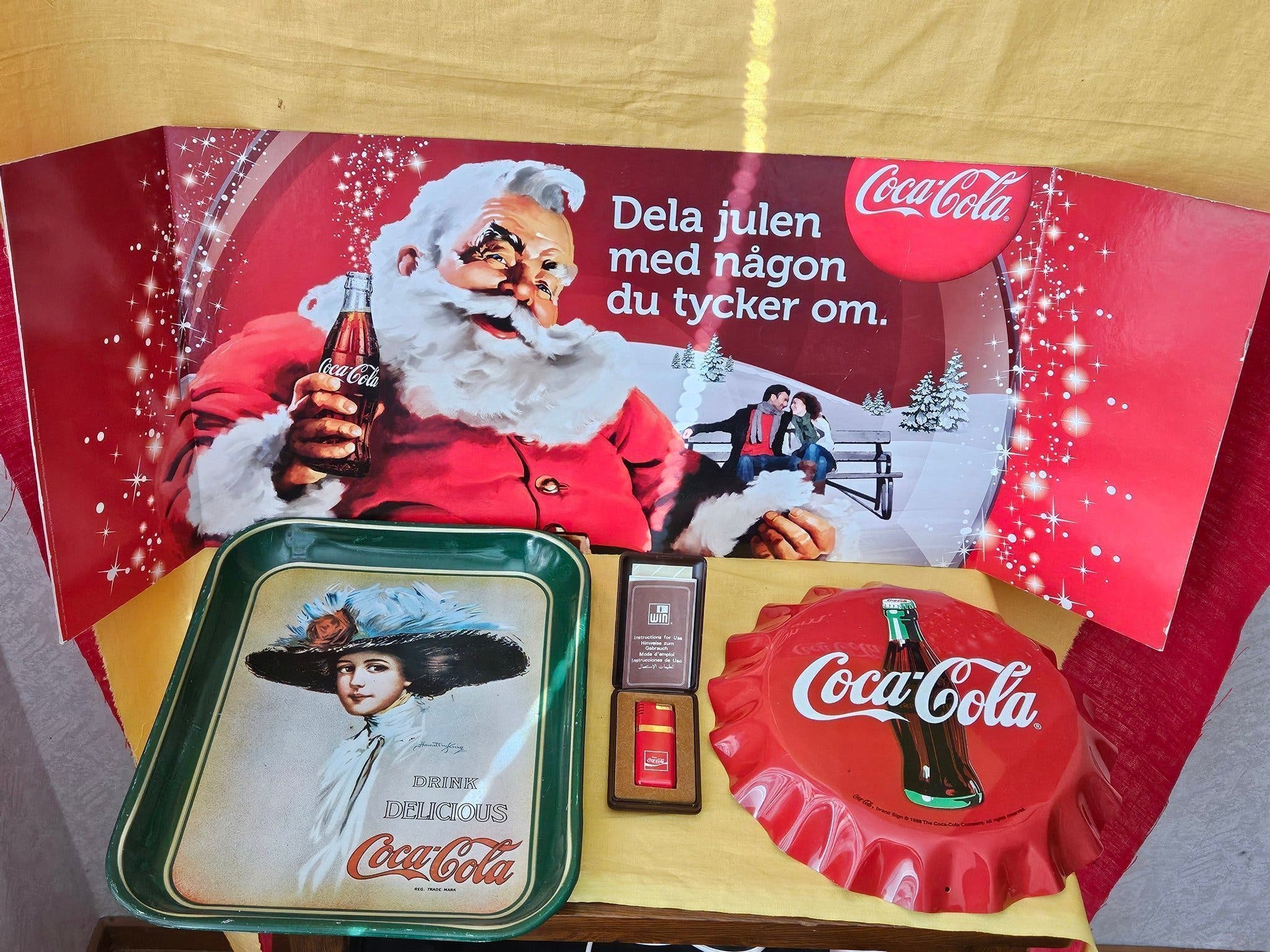 Coca-Cola. 4 delar. Skylt,Bricka,Kapsyl och Tän.. | Köp på Tradera ...