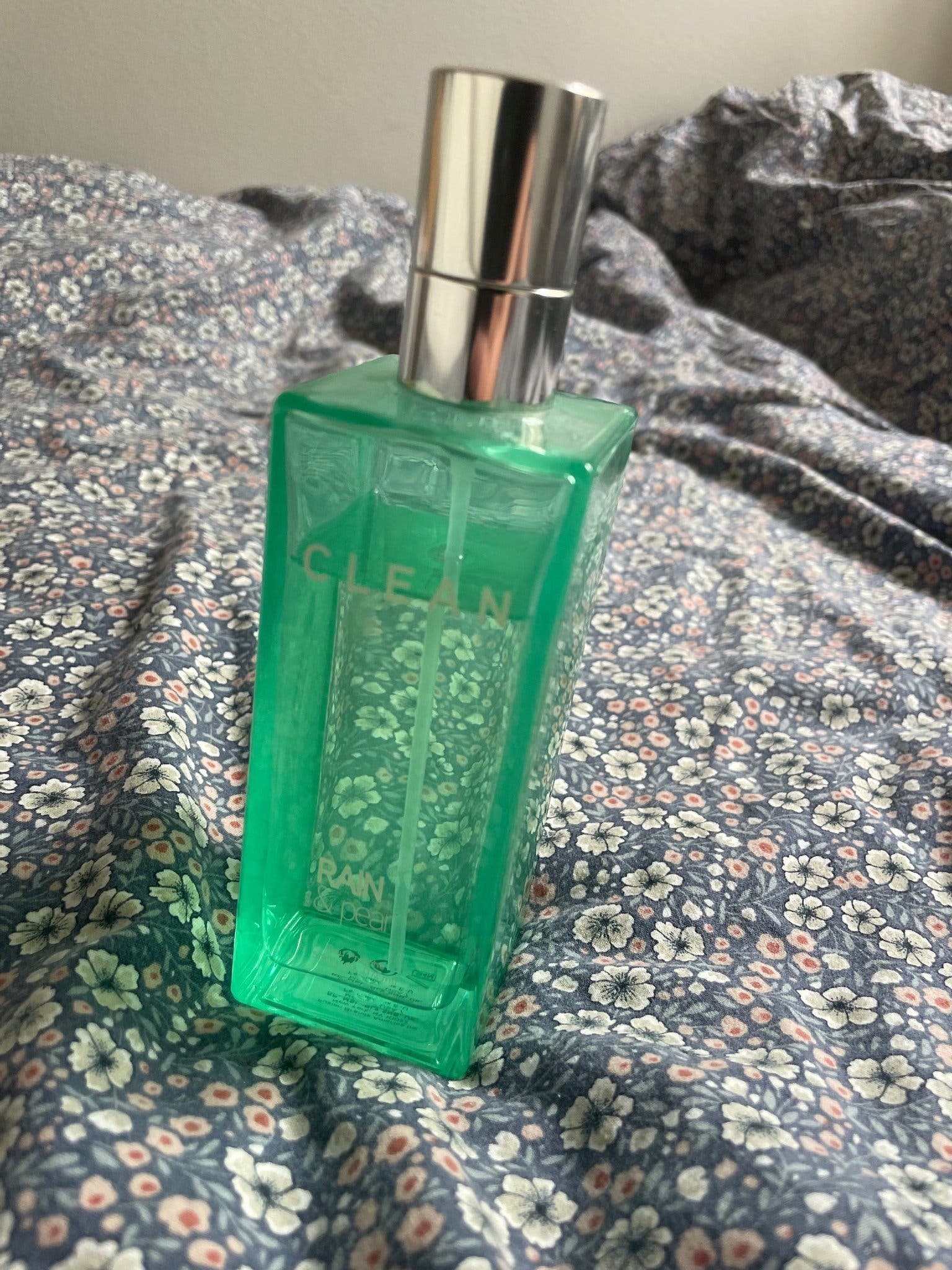Se produkter som liknar CLEAN Rain & Pear Eau Fraiche.. på Tradera ...