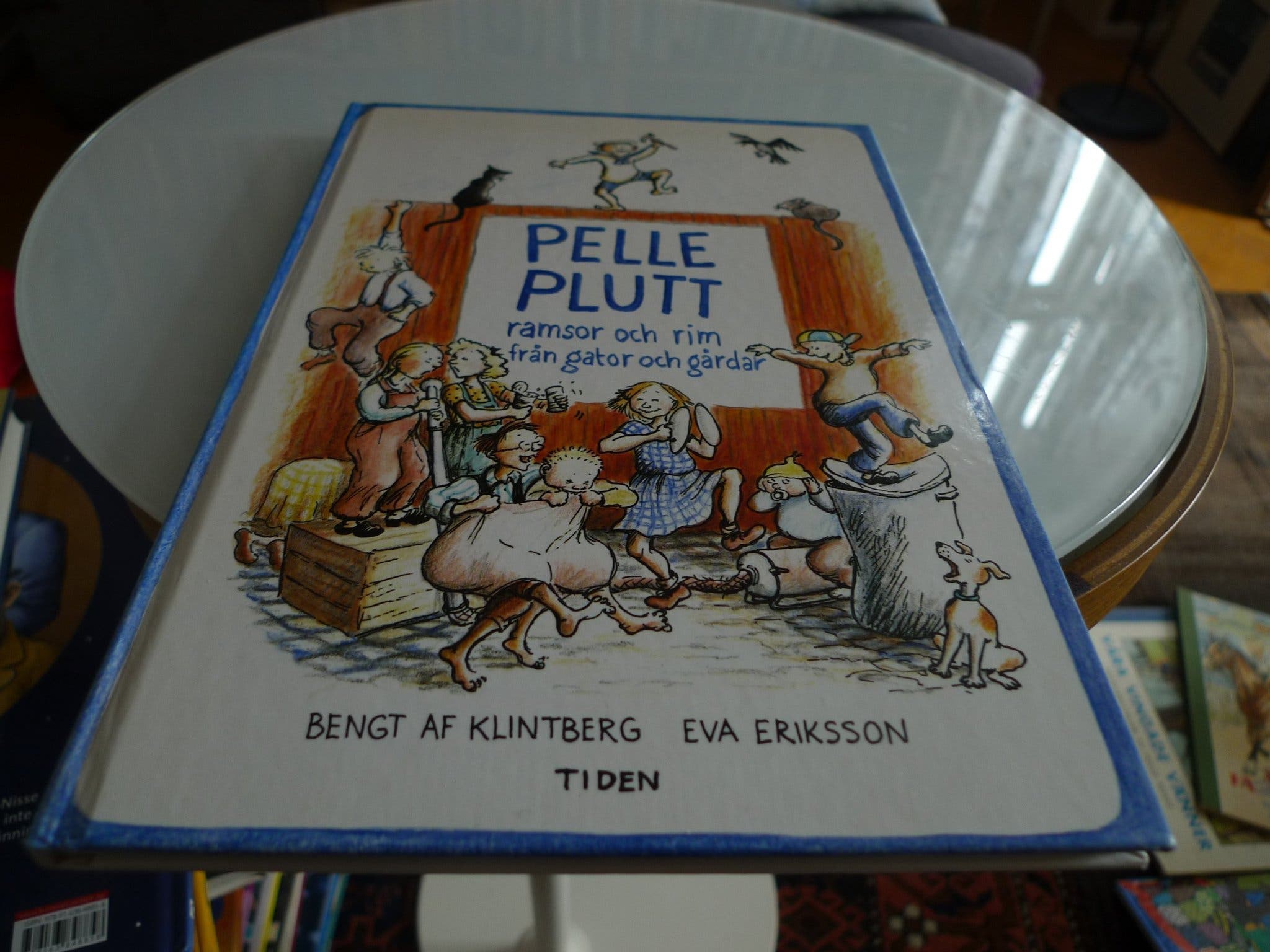 Se produkter som liknar Pelle Plutt ramsor och rim fr.. på Tradera ...