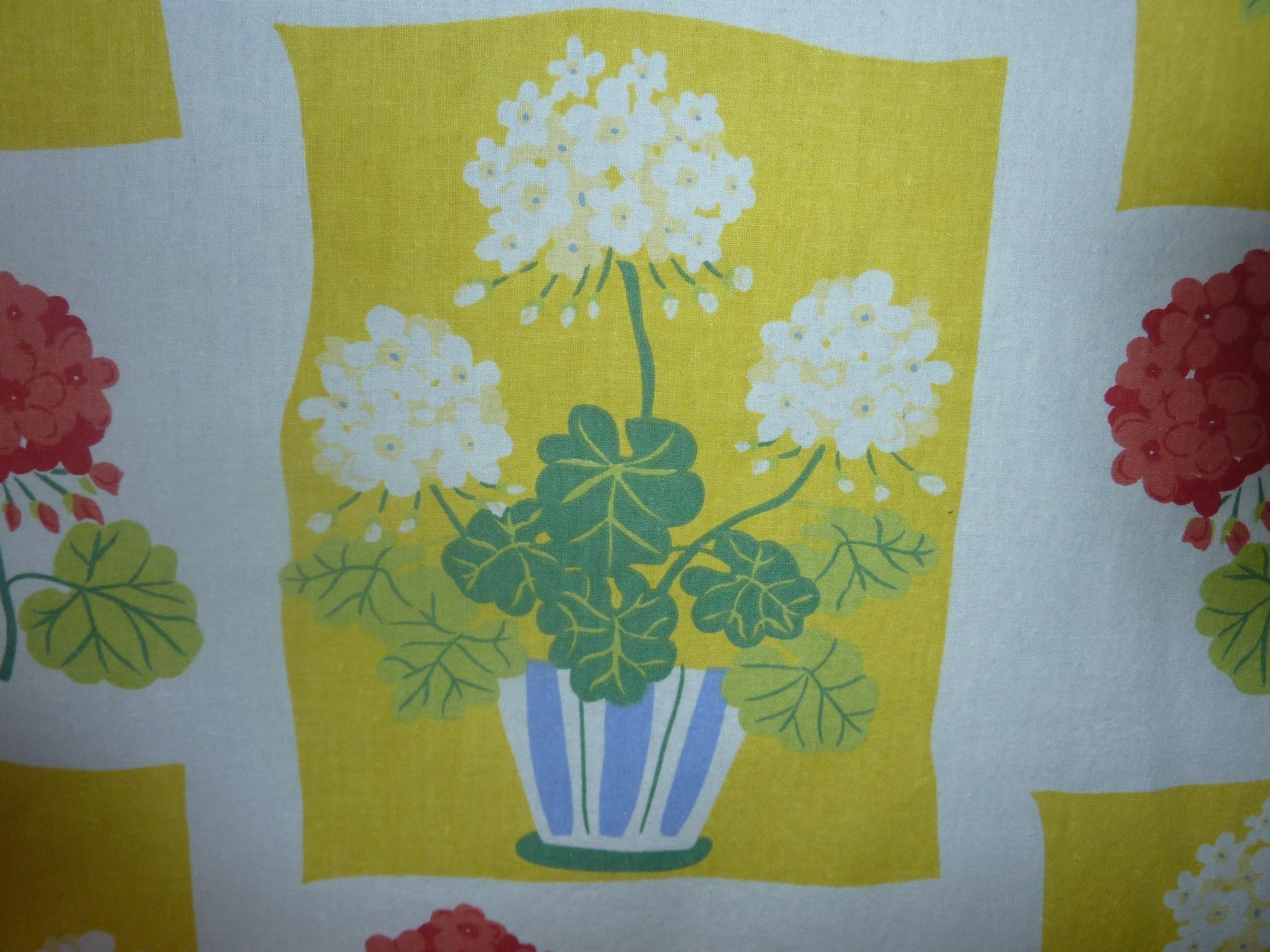 Tyg med Pelargoner. Röda och vita blommor. Retr.. | Köp på Tradera ...