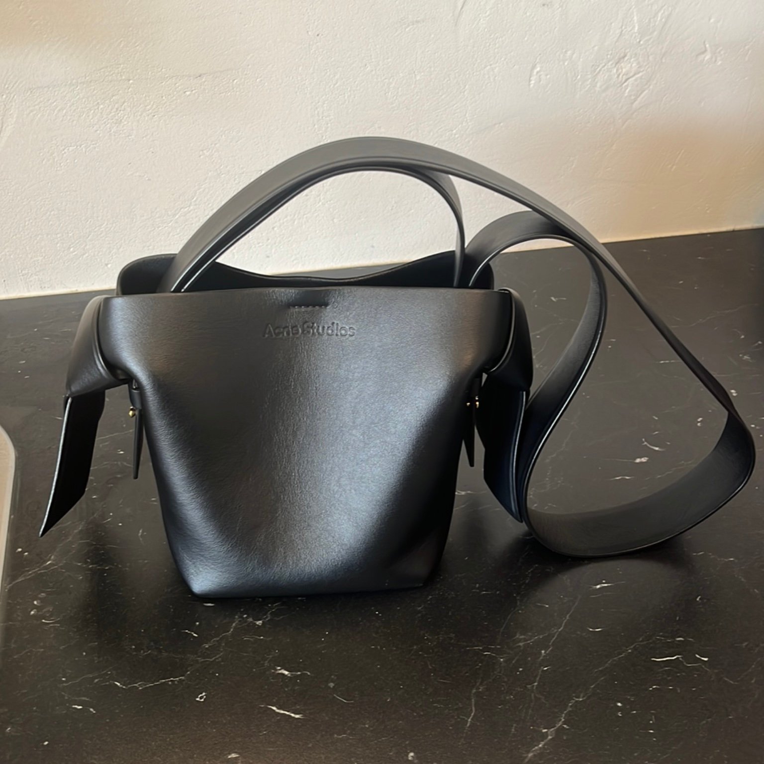 Se produkter som liknar Acne studios MUSUBI MINI SHOU.. på Tradera ...