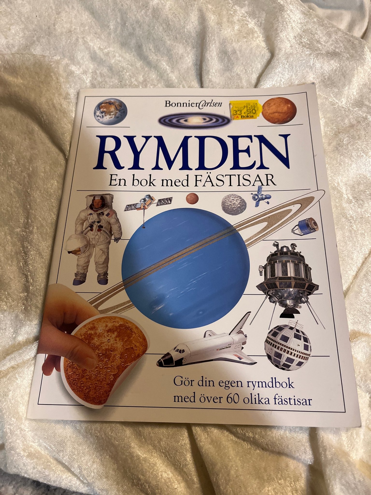 Rymden: En bok med fästisar | Köp på Tradera (694760161)