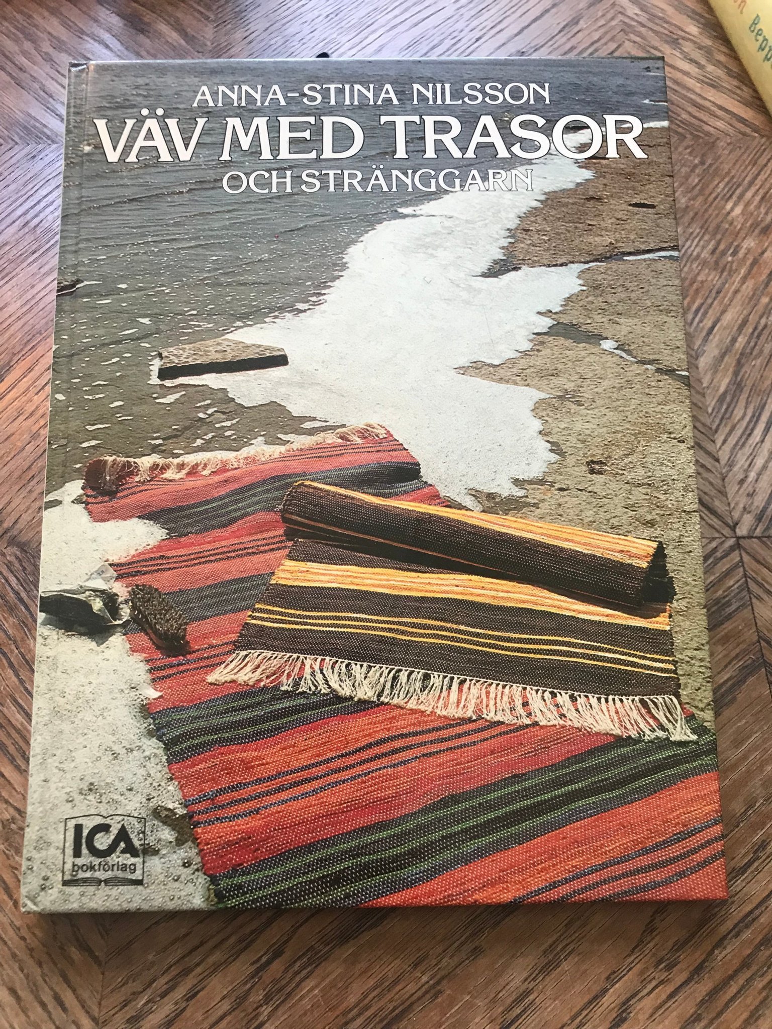 Se produkter som liknar Väv med trasor och stränggarn.. på Tradera ...