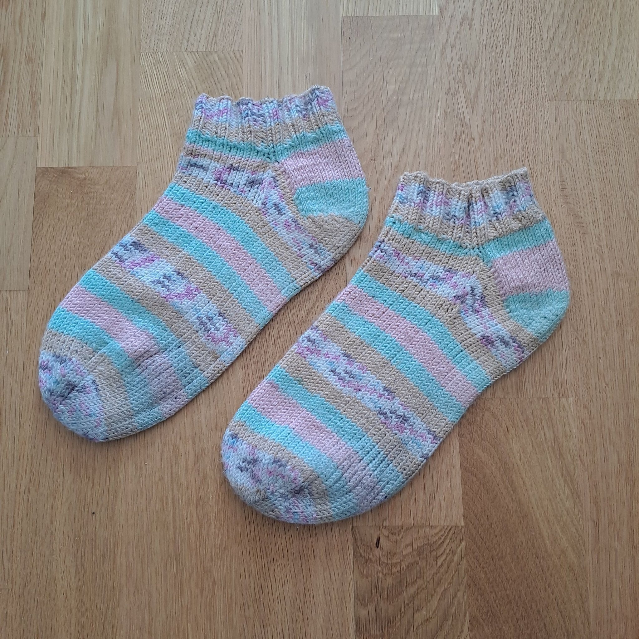 Flerfärgade handstickade sockor | Köp på Tradera (732929960)