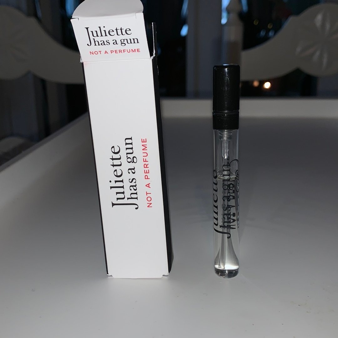 Juliette Has A Gun Not A Perfume Sample | Köp på Tradera (710837927)