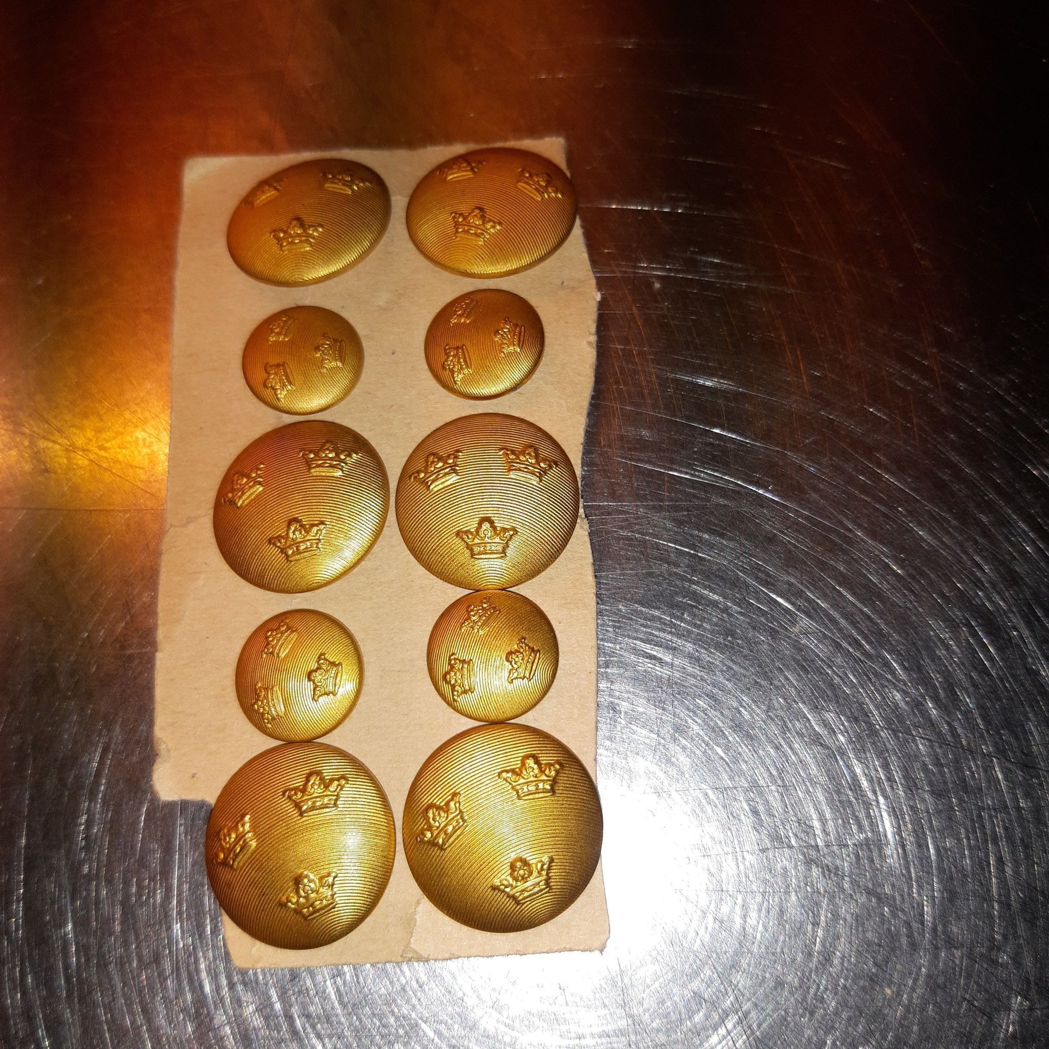 Militära förgyllda knappar med tre kronor på 10.. | Köp på Tradera ...