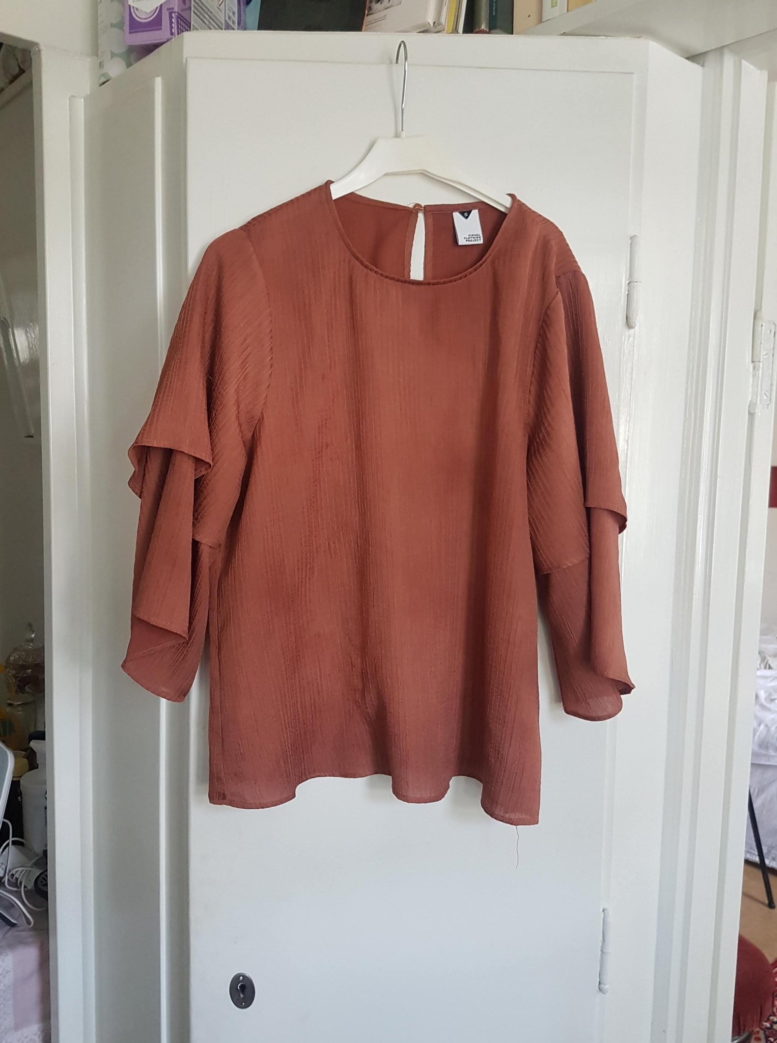Blus med volangärm från Visual Clothing Project | Köp på Tradera ...