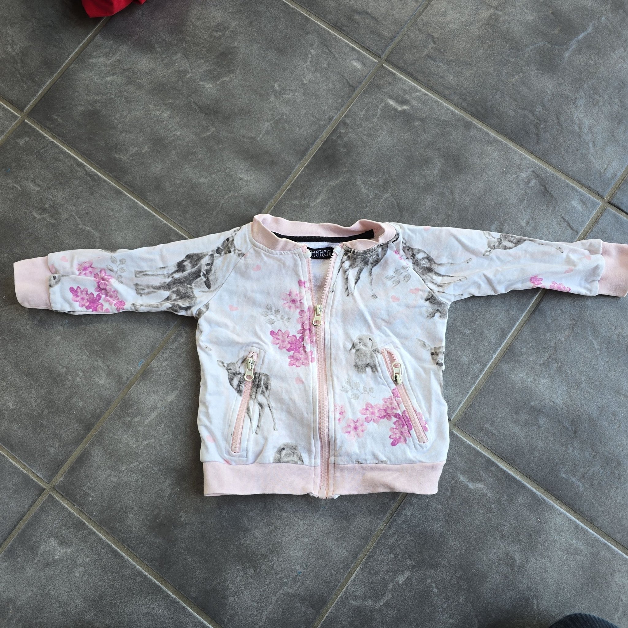 Se produkter som liknar Pytteliten vit, rosa jacka, s.. på Tradera ...