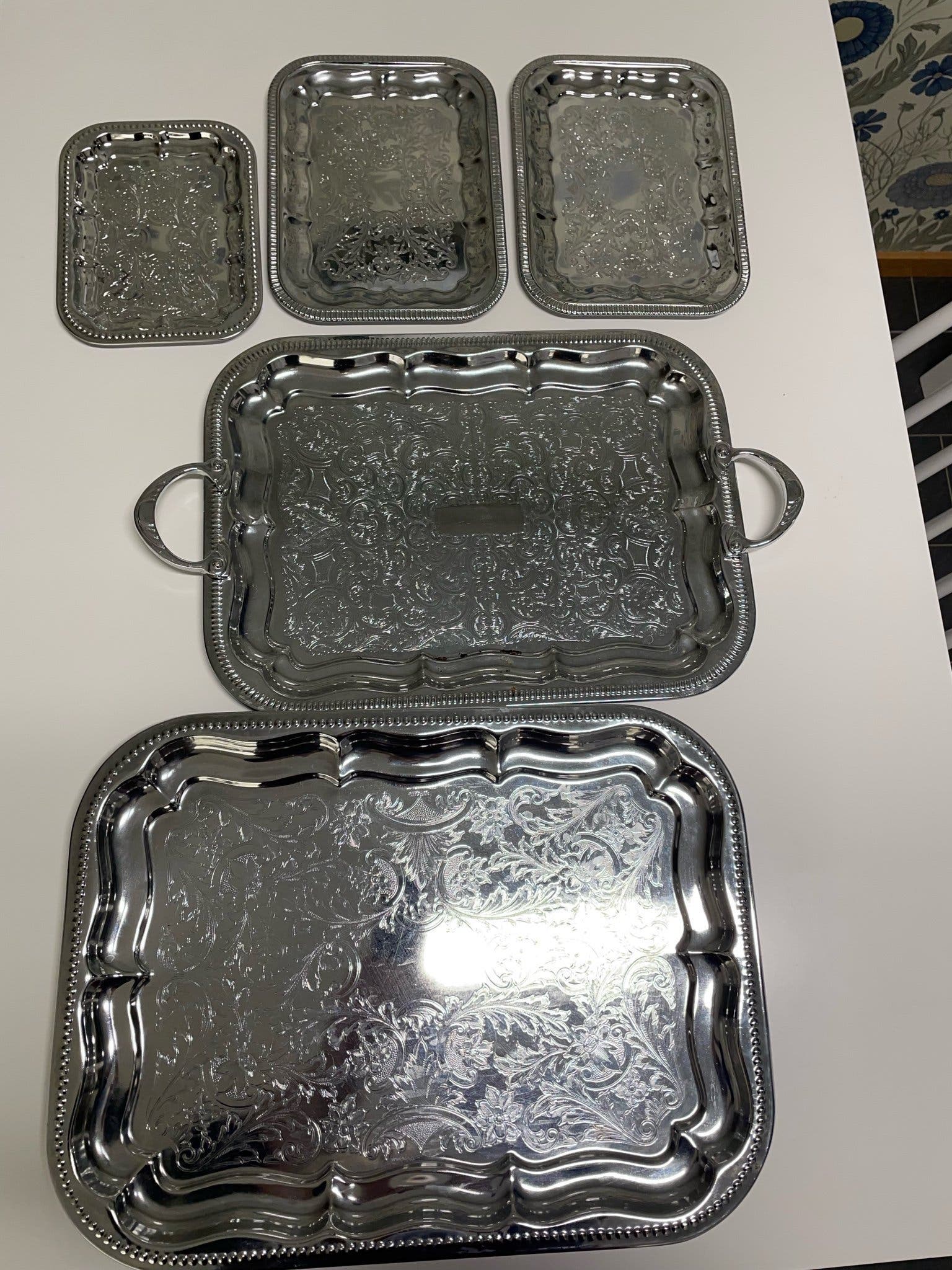 Se produkter som liknar 5 silverpläterade brickor ell.. på Tradera ...