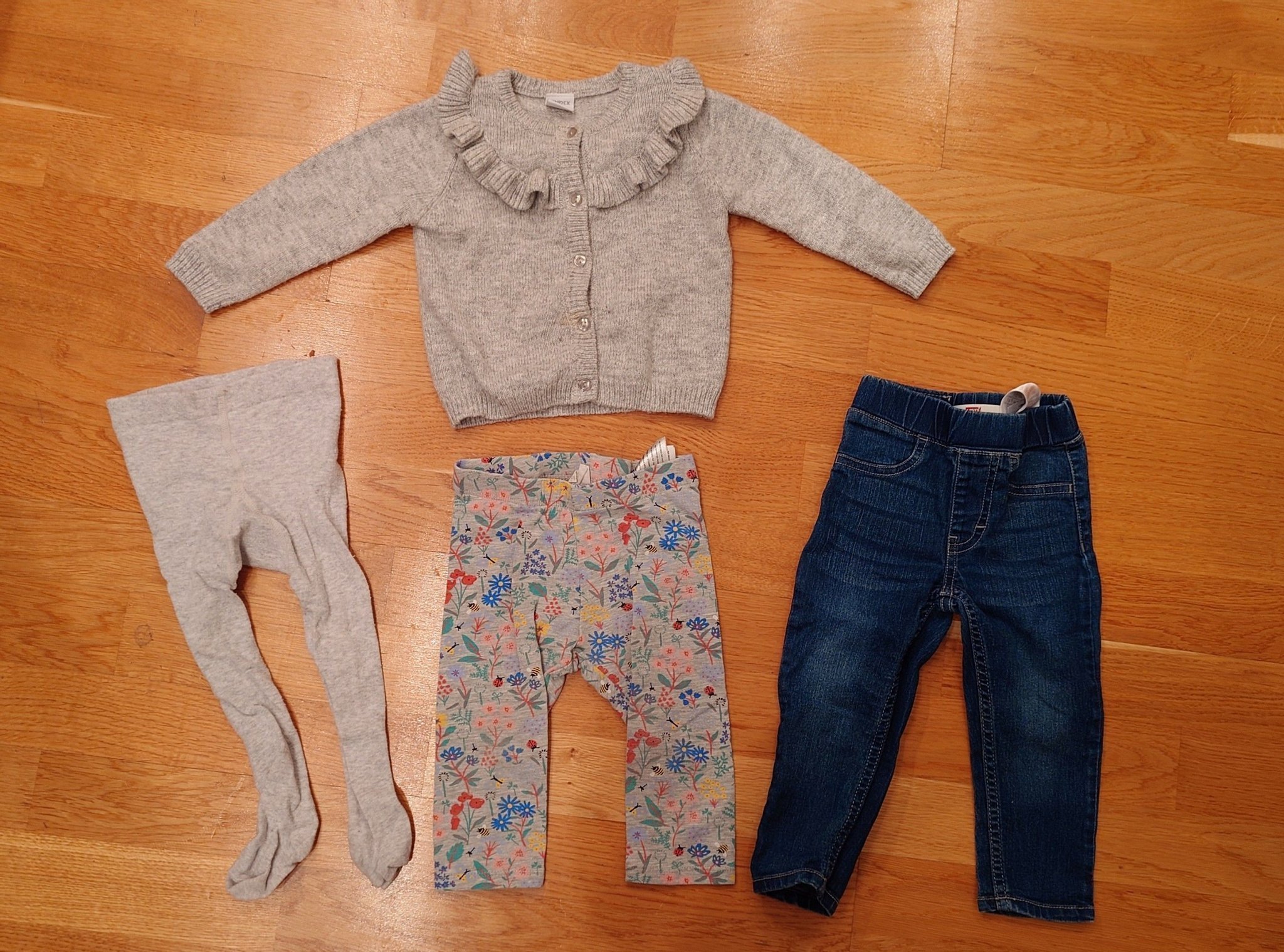 Klädpaket stl 74-80 grå kofta jeans | Köp på Tradera (732974374)