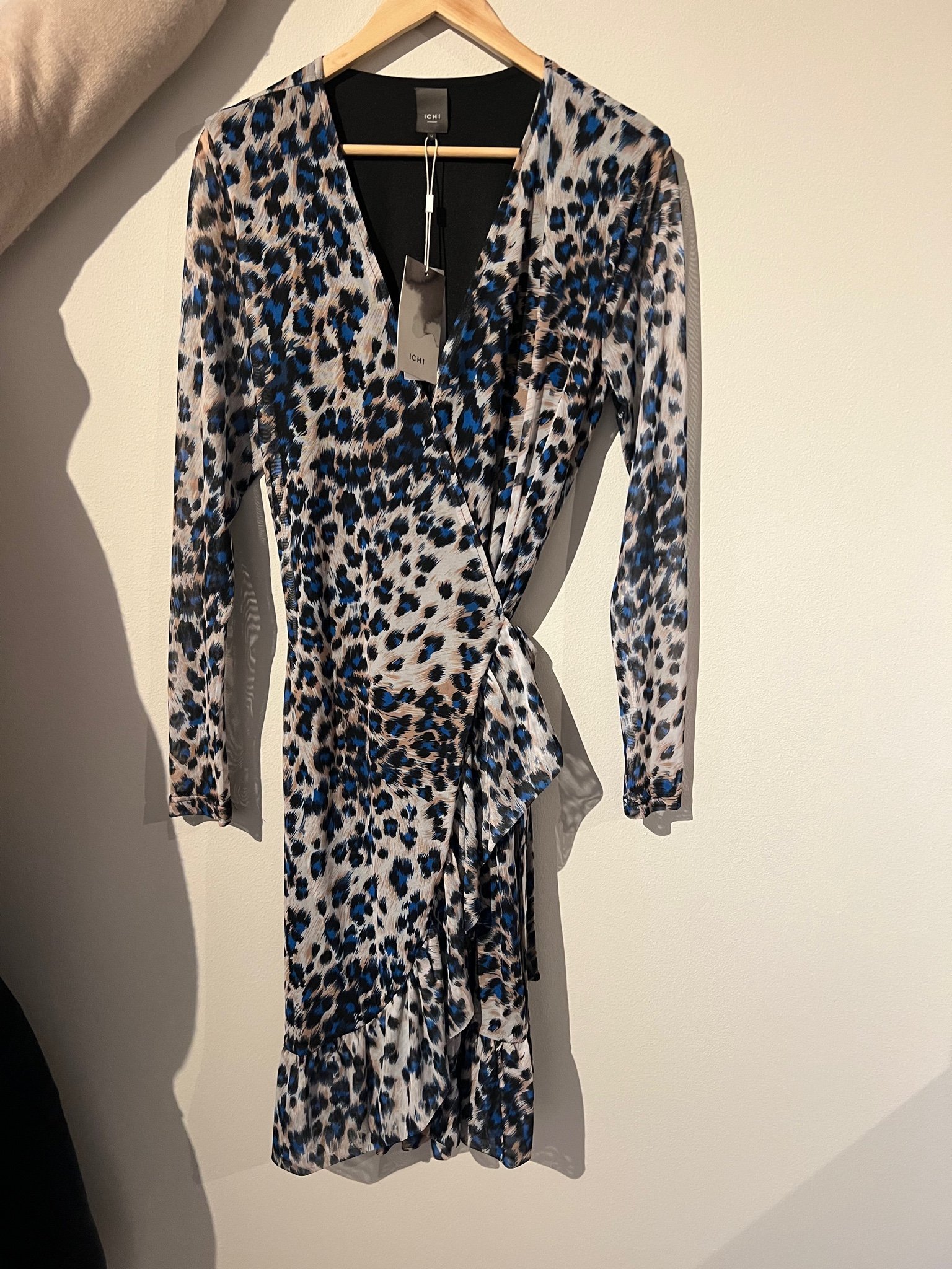 Se produkter som liknar Leopardmönstrad klänning leop.. på Tradera ...