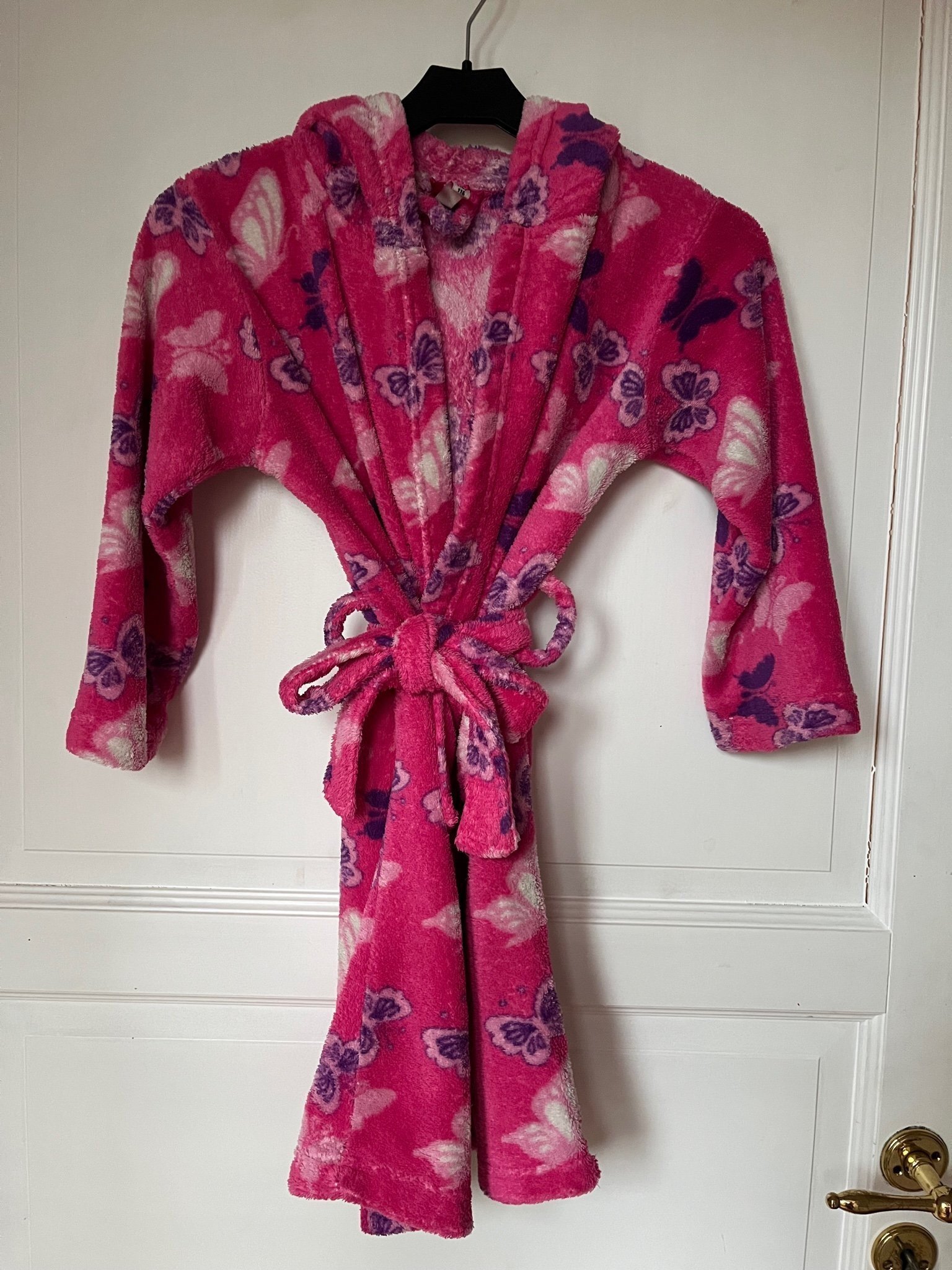 Strl: 110-116 rosa morgonrock med fjärilar. | Köp på Tradera (675268090)