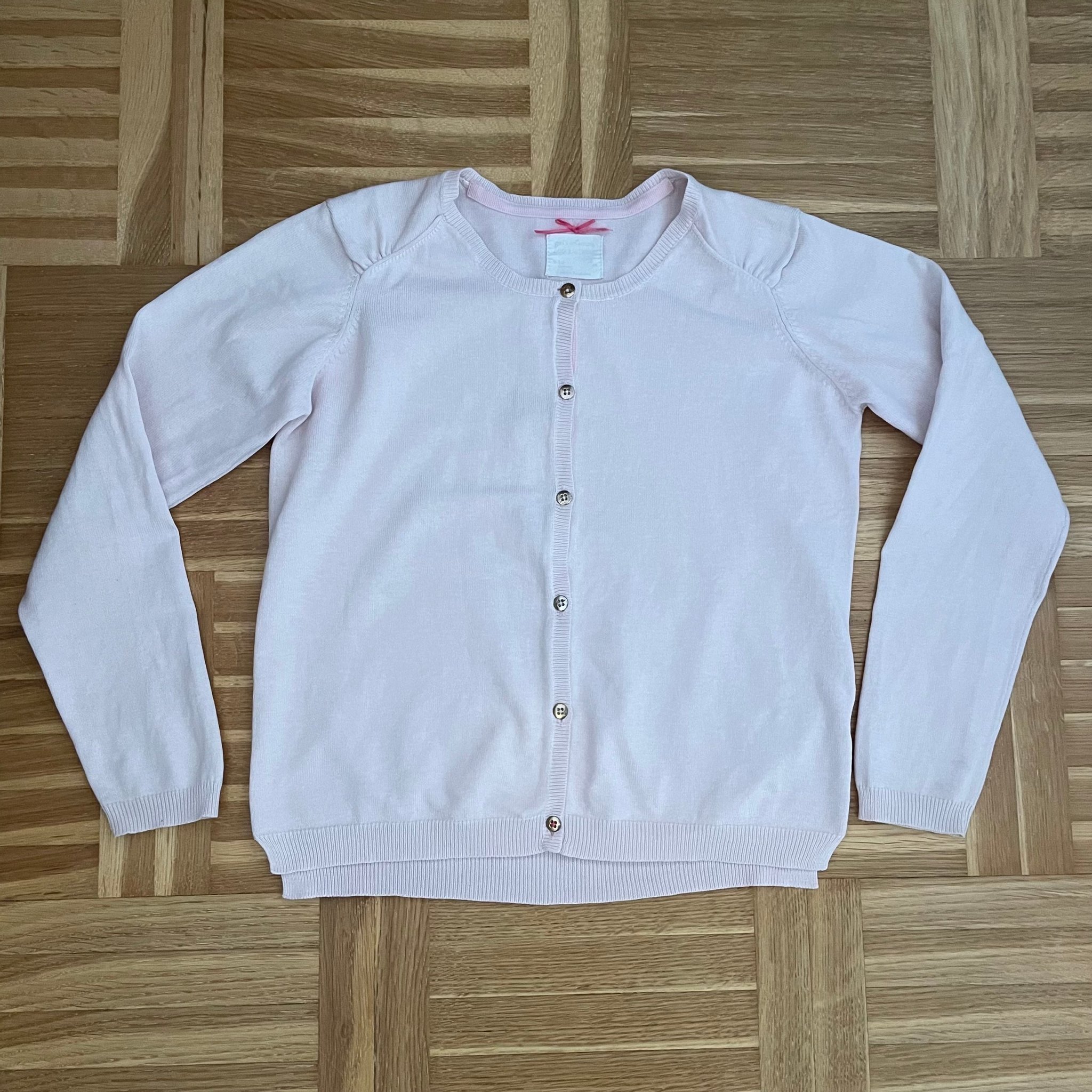 Se produkter som liknar Rosa kofta i stl 134 från Zara på Tradera ...