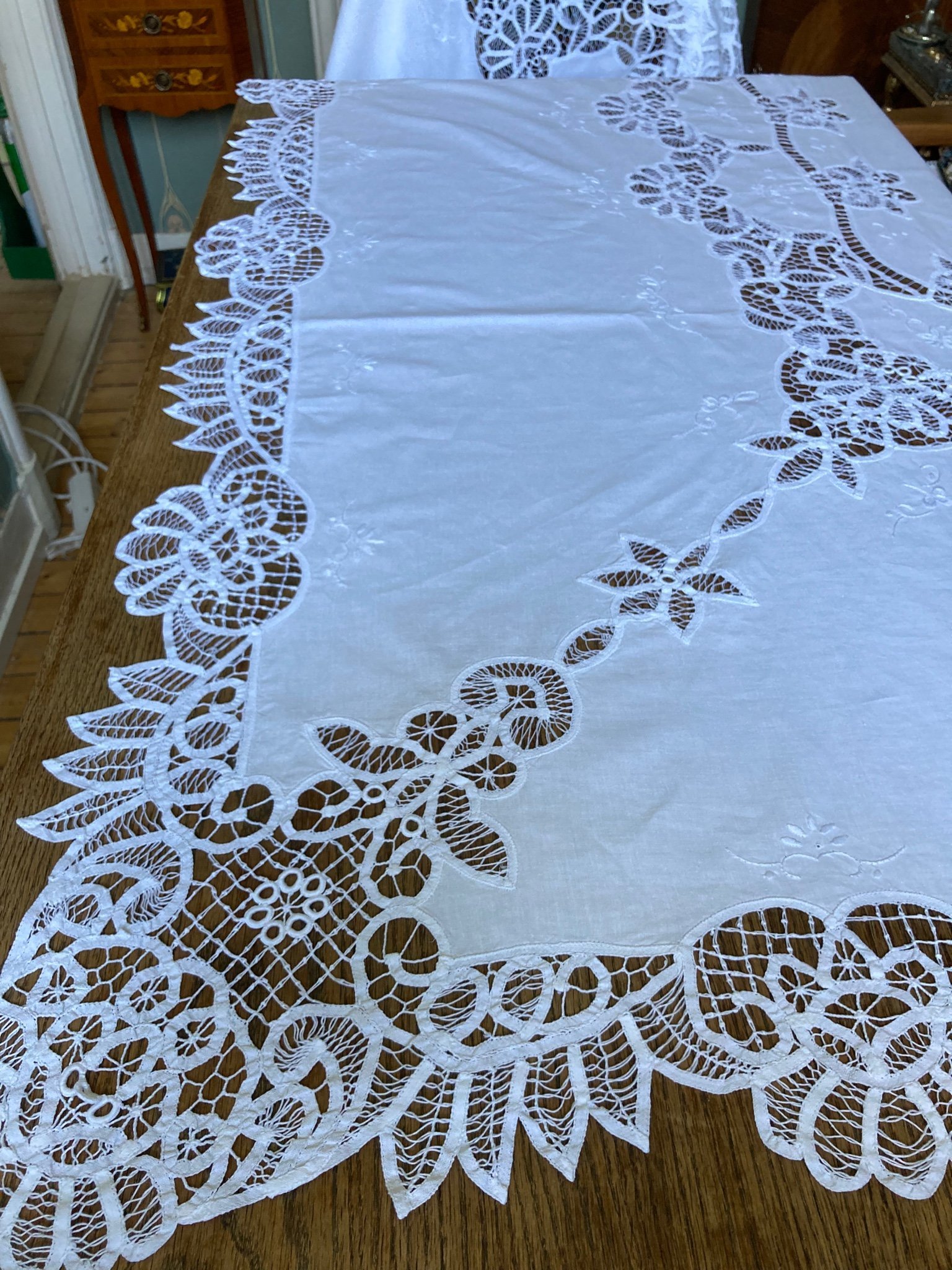 En stor vacker duk med spets o. broderier i bom.. | Köp på Tradera ...