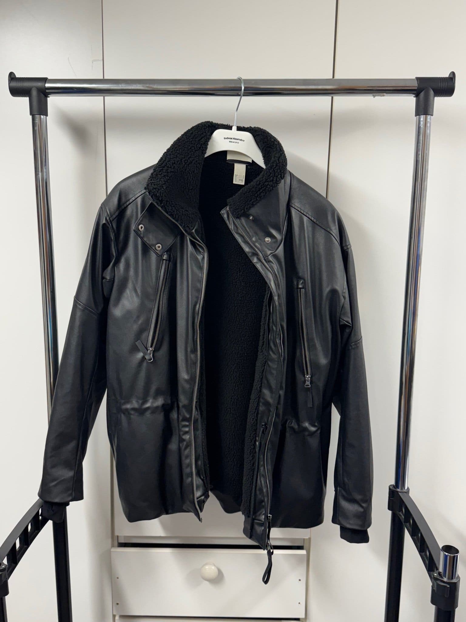Se produkter som liknar Svart "Faux Leather" Jacka – .. på Tradera ...