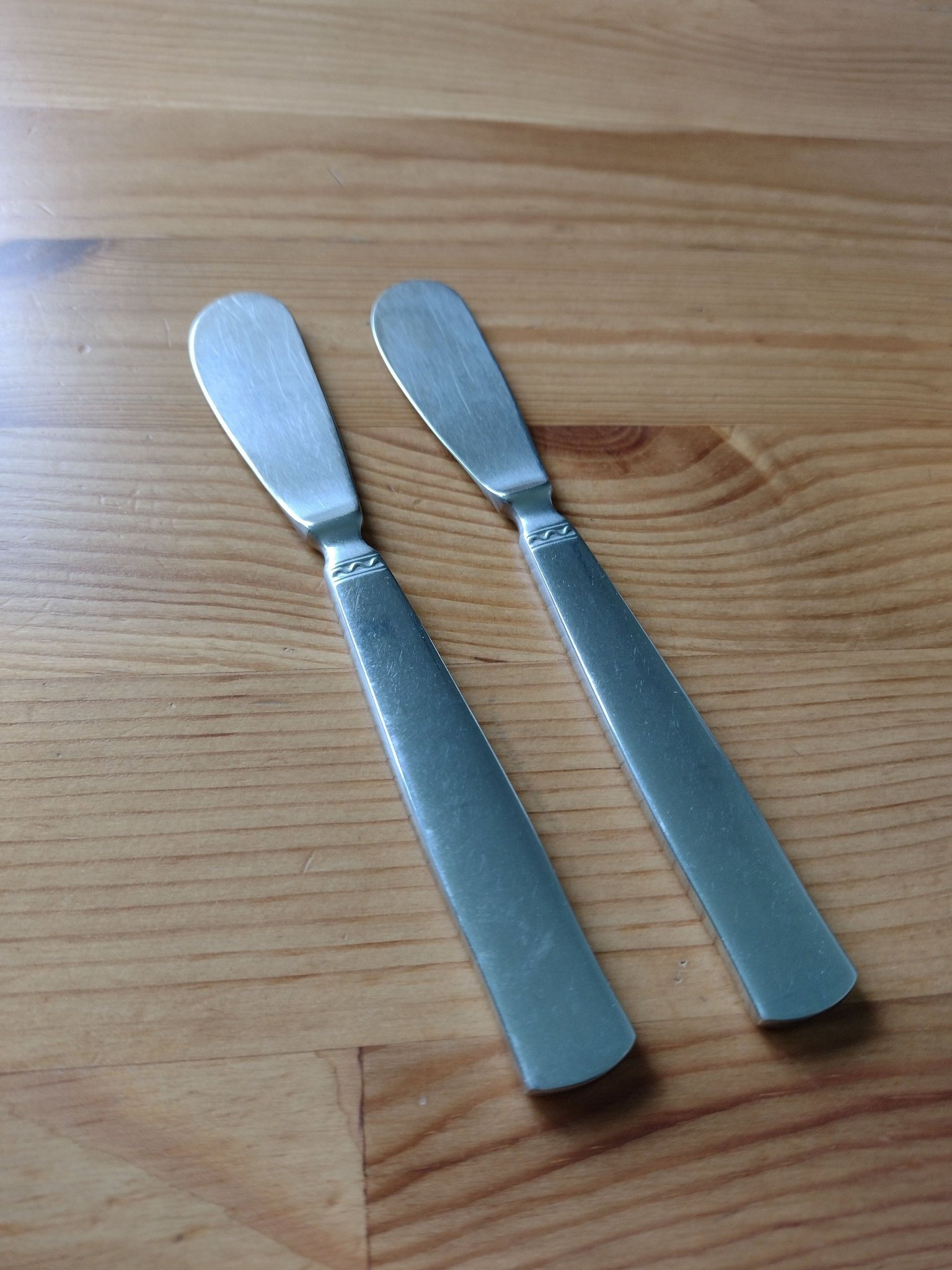 Två Gense Ranka smörknivar/knivar i rostfritt - Design Sven Arne Gillgren