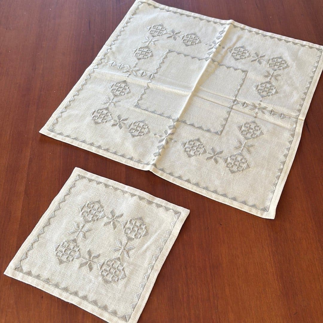 Vintage Broderade dukar i linne med beigegrå br.. | Köp på Tradera ...