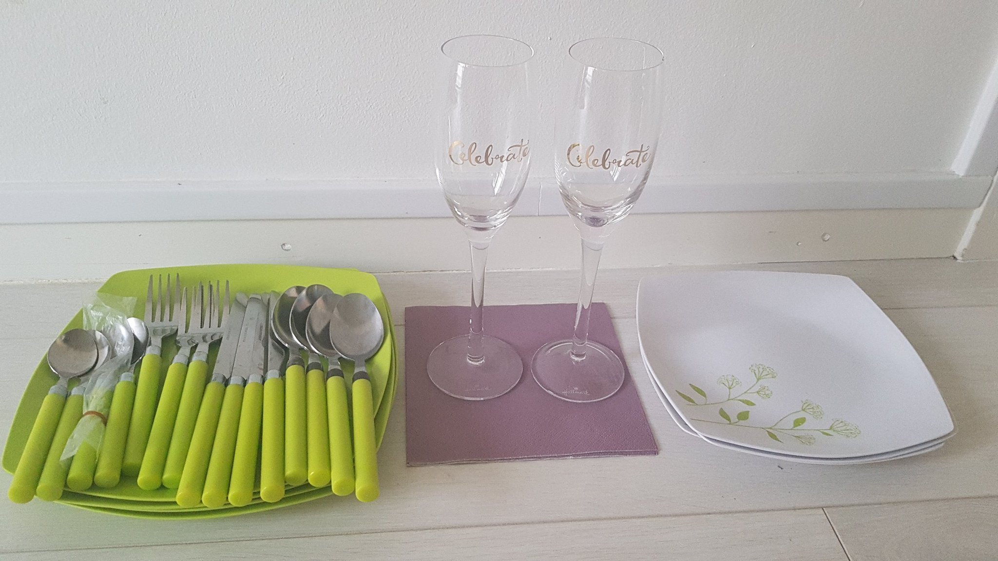 Picnicset Grön bestickset och tallrikar | Köp på Tradera (711577634)