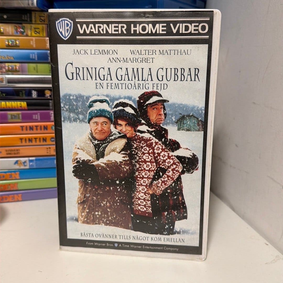Se produkter som liknar Griniga Gamla Gubbar VHS på Tradera (702869856)