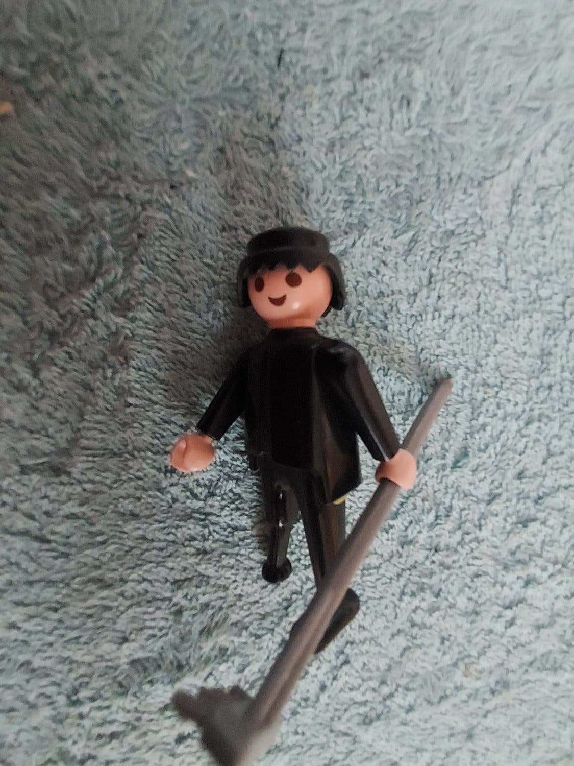 Figur Gubbe med Grå Kratta Svarta Kläder Hård P.. | Köp på Tradera ...