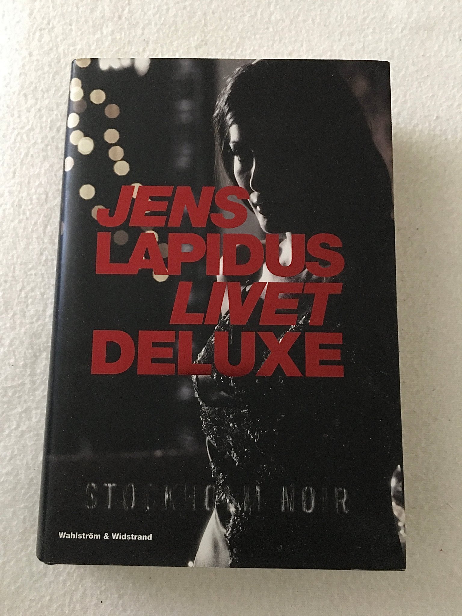 Se produkter som liknar "Livet Deluxe" av Jens Lapidus på Tradera ...