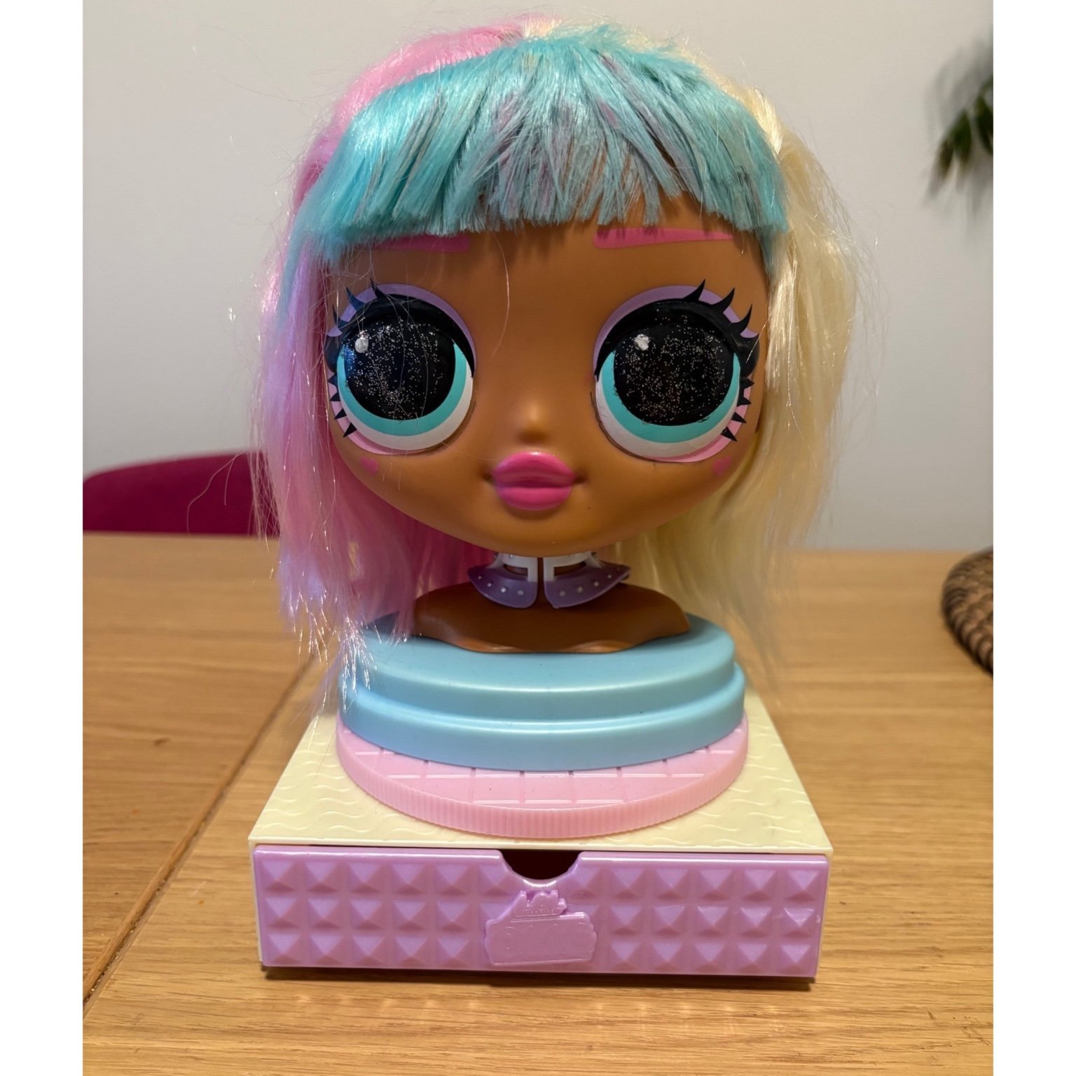 Se produkter som liknar LOL Surprise docka styling he.. på Tradera ...