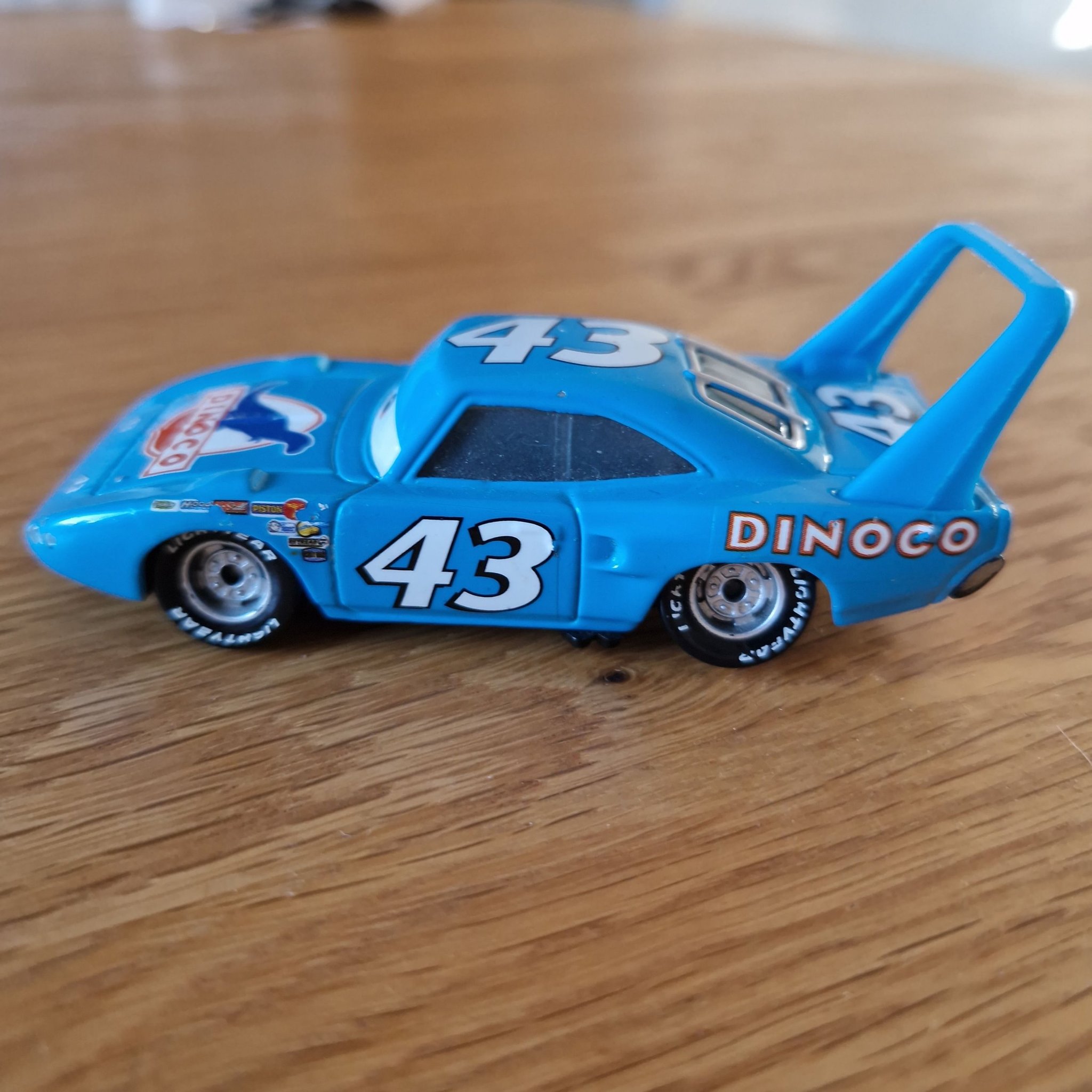 Se produkter som liknar Disney Pixar Bilar - Kungen (.. på Tradera ...