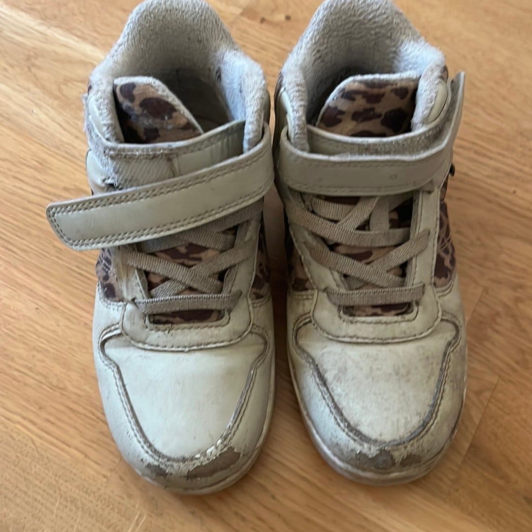 Se produkter som liknar Skor, Beige med Leopardmönster på Tradera ...
