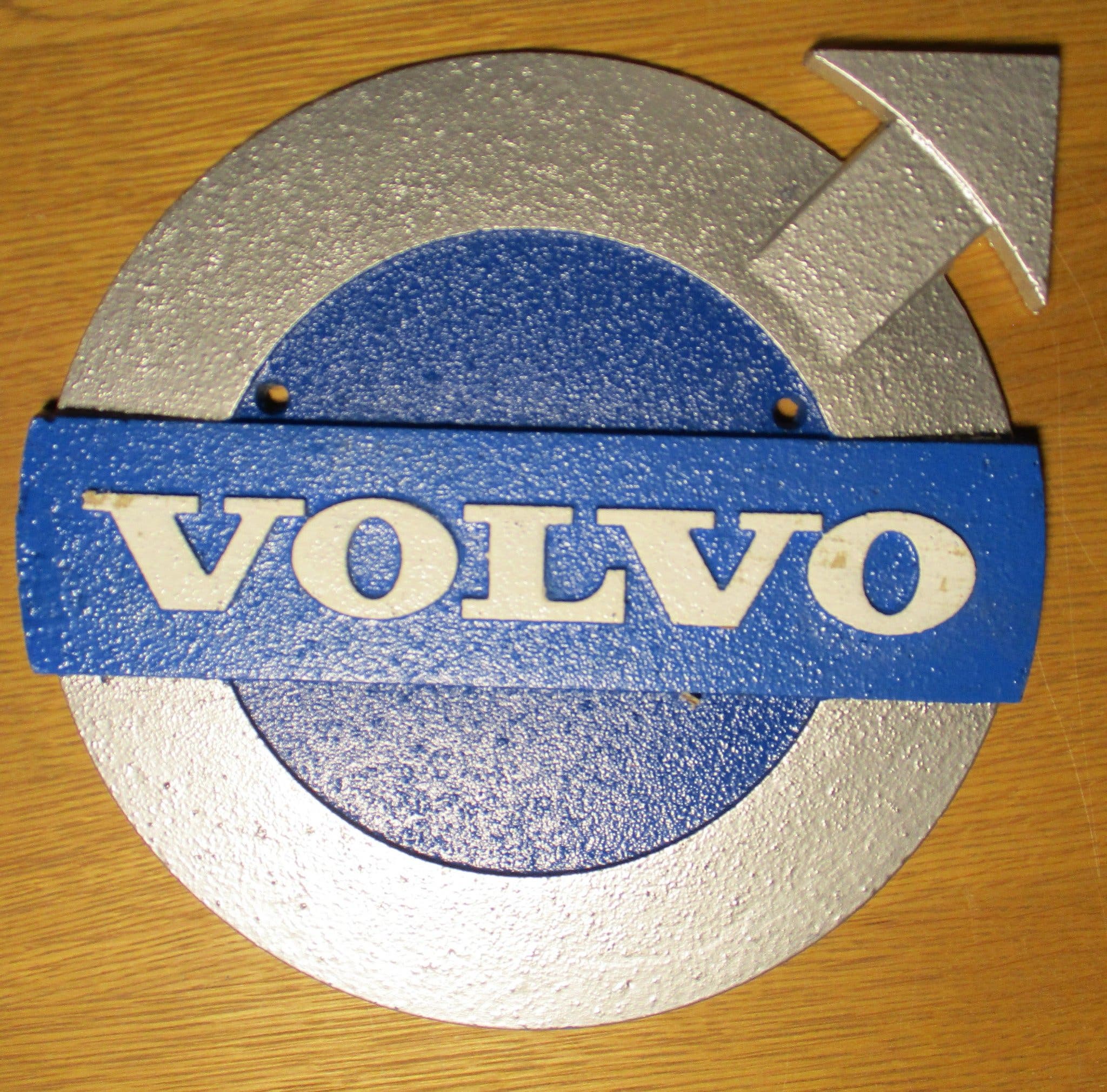 Se produkter som liknar GJUTJÄRNS-SKYLT "VOLVO" 25 X .. på Tradera ...