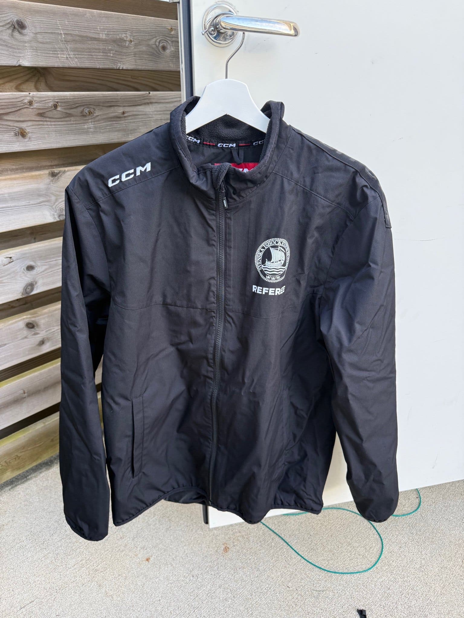 Se produkter som liknar CCM RINK SUIT JACKET, BLACK på Tradera (704676446)