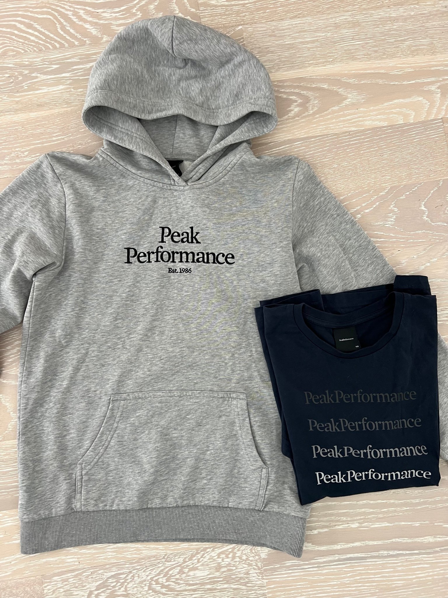 Peak Performance Set Hoodie och T-shirt Storlek.. | Köp på Tradera ...