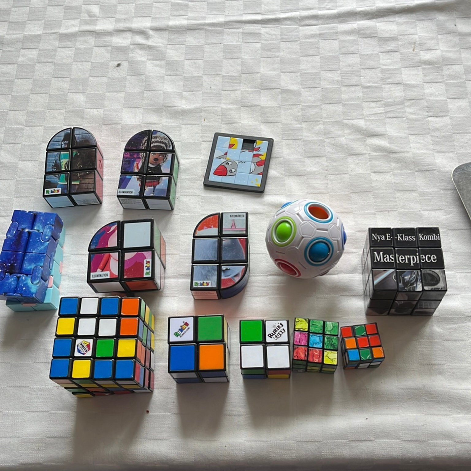 Se produkter som liknar Rubiks kuber i olika format o.. på Tradera ...
