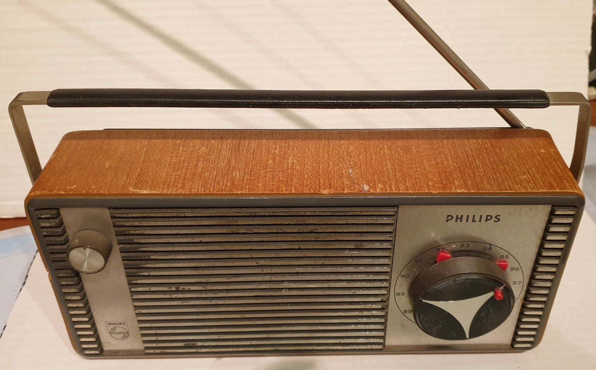 Se produkter som liknar Philips bärbar transistorradi.. på Tradera ...