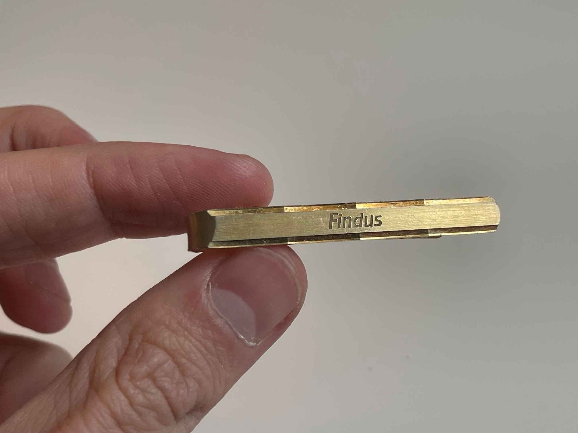 Findus slipsnål - guldig - vintage | Köp från analogi på Tradera ...