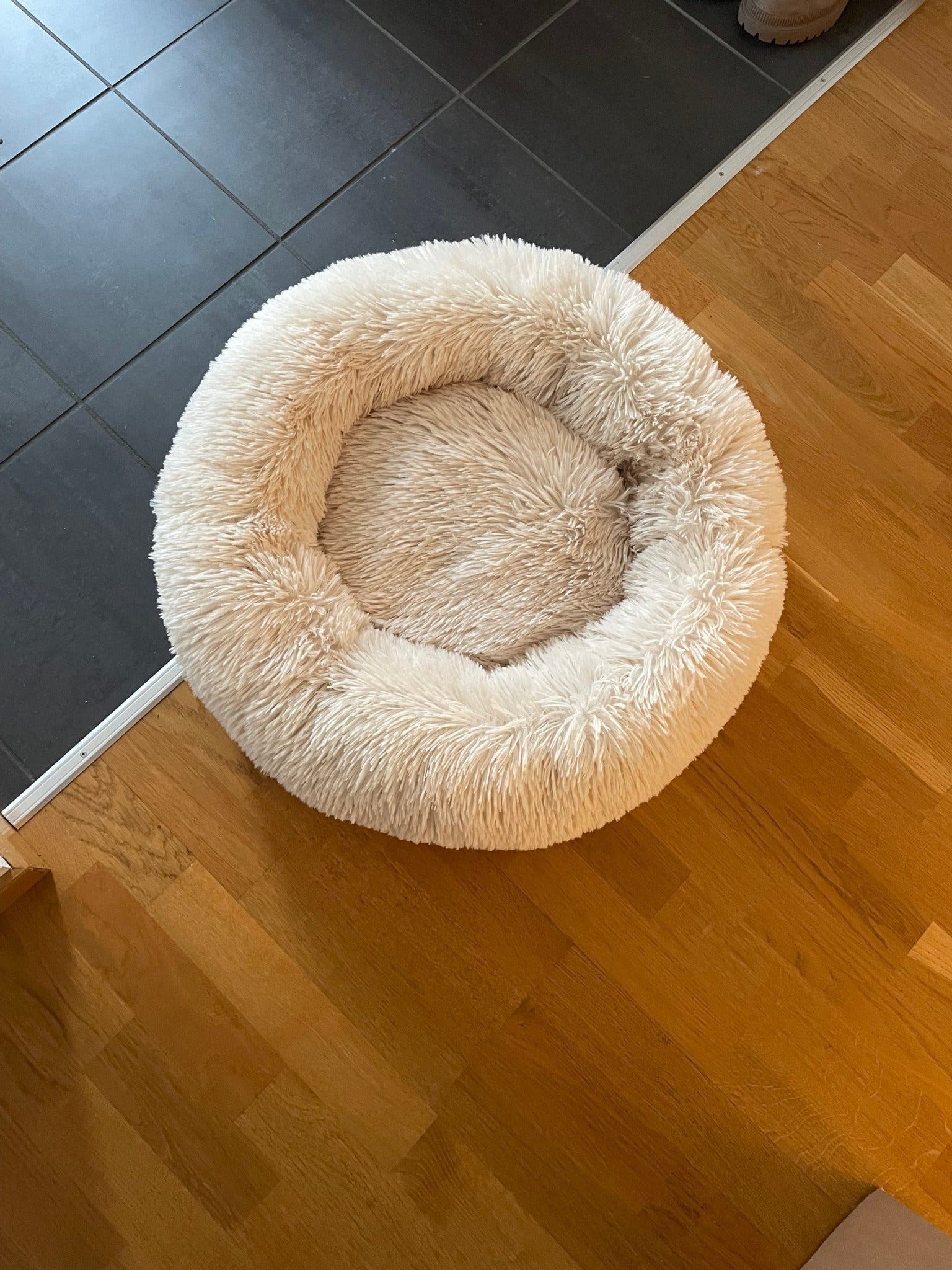 Se produkter som liknar Mjuk och fluffig djurbädd på Tradera (701753776)